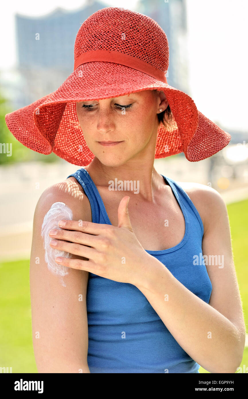 Factor 30 suncream hi-res stock photography and images - Alamy