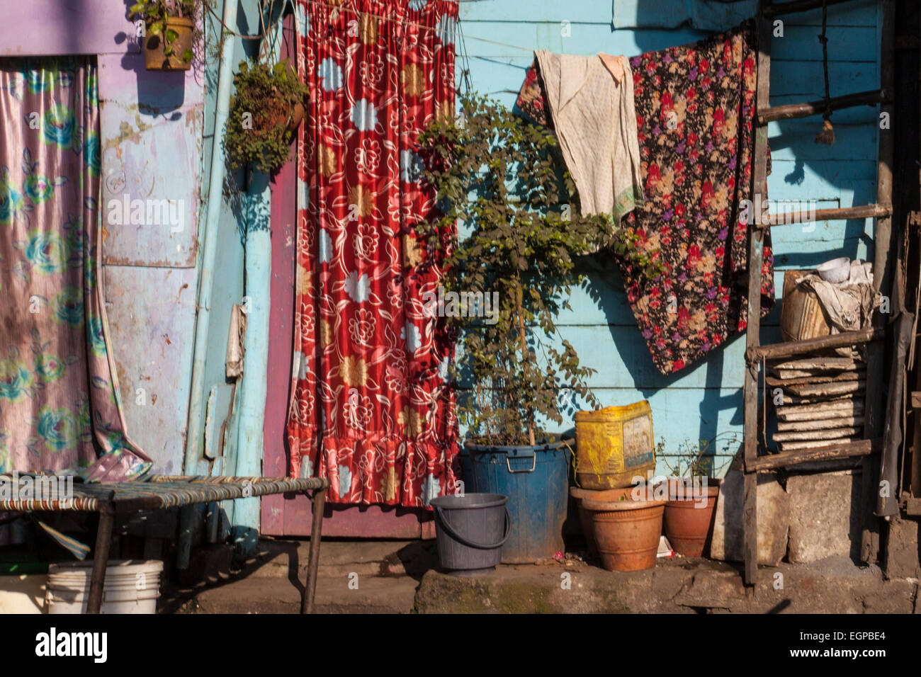 India slum shack hi-res stock photography and images - Alamy