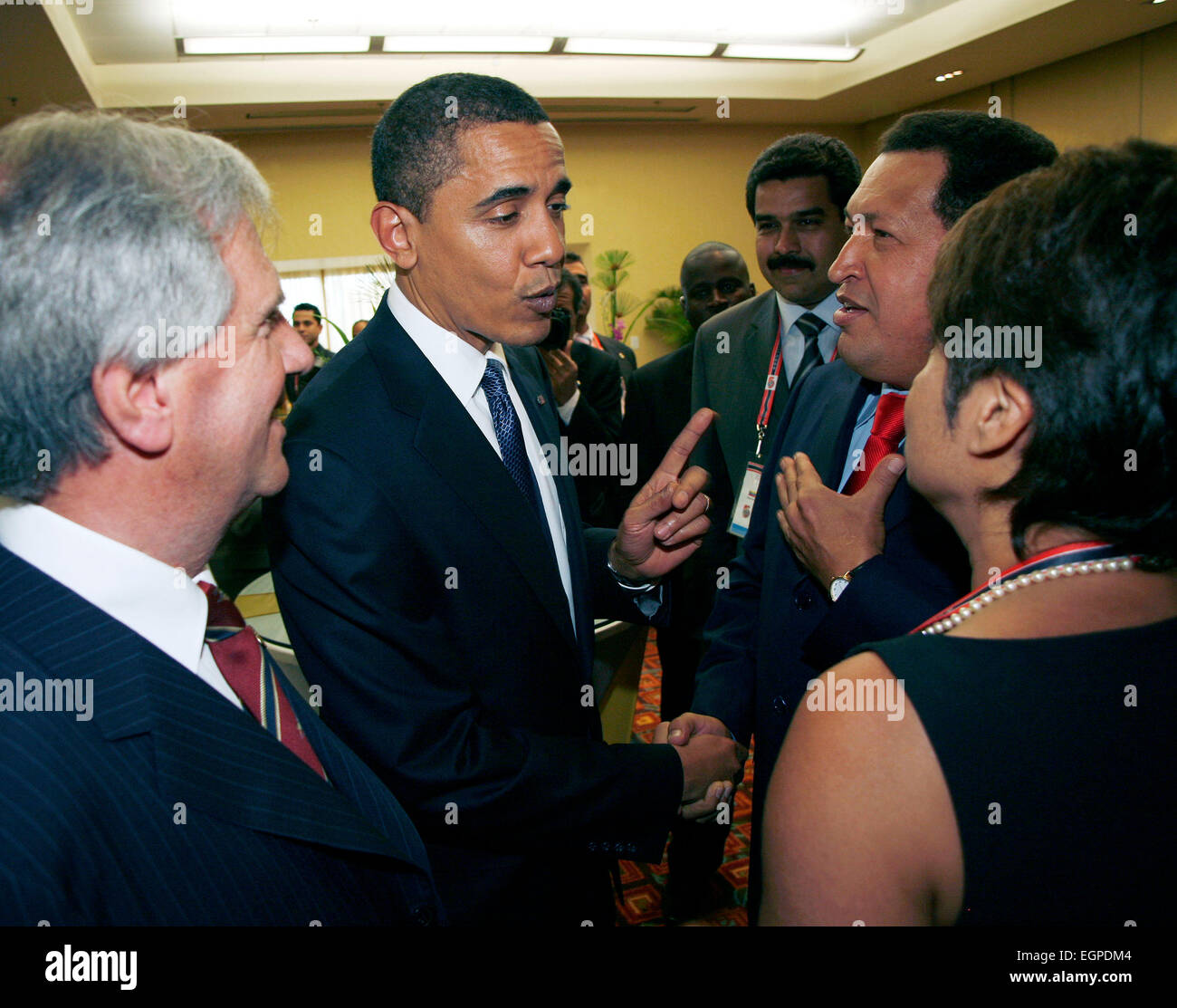 US President Barack Obama (C) meets the late Venezuelan leader Hugo ...