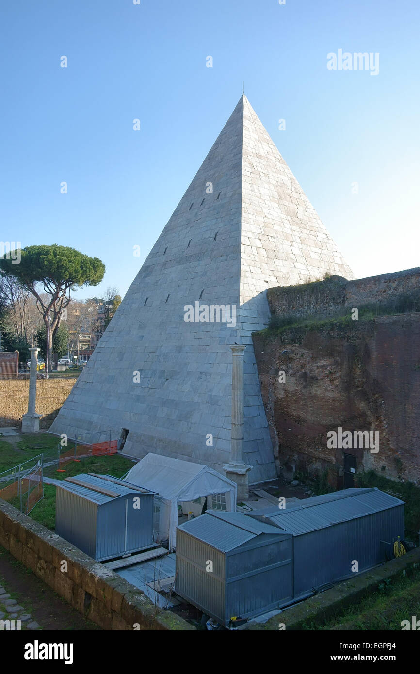 Pyramid of Cestius, Rome, Italy Stock Photo - Alamy