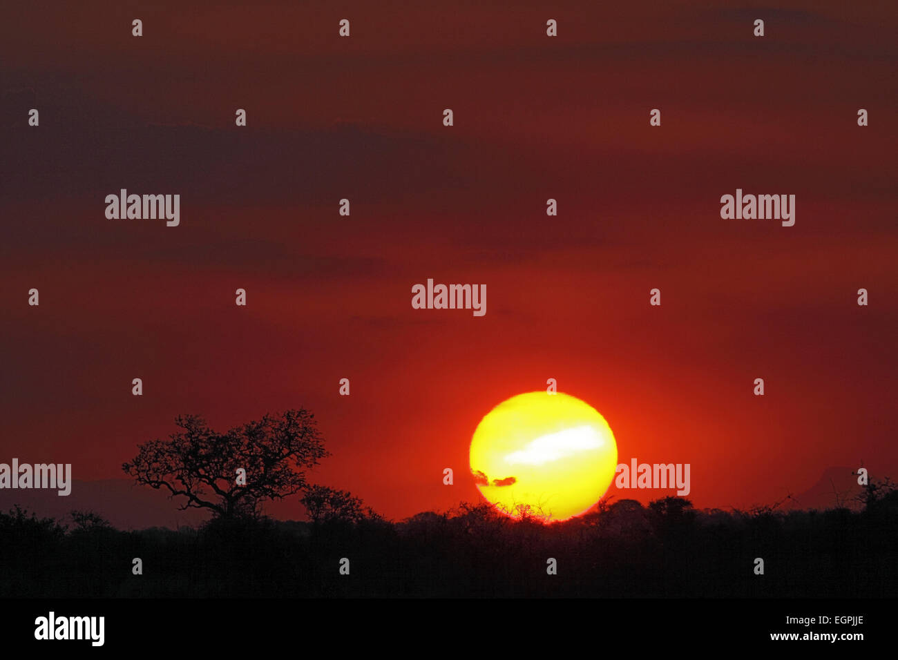 Red sun dropping in the sky hi-res stock photography and images - Alamy