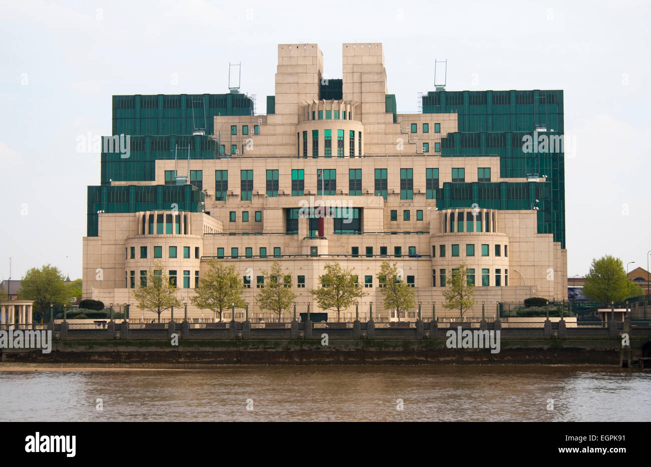 SIS MI6 Building at Vauxhall Cross London Stock Photo - Alamy