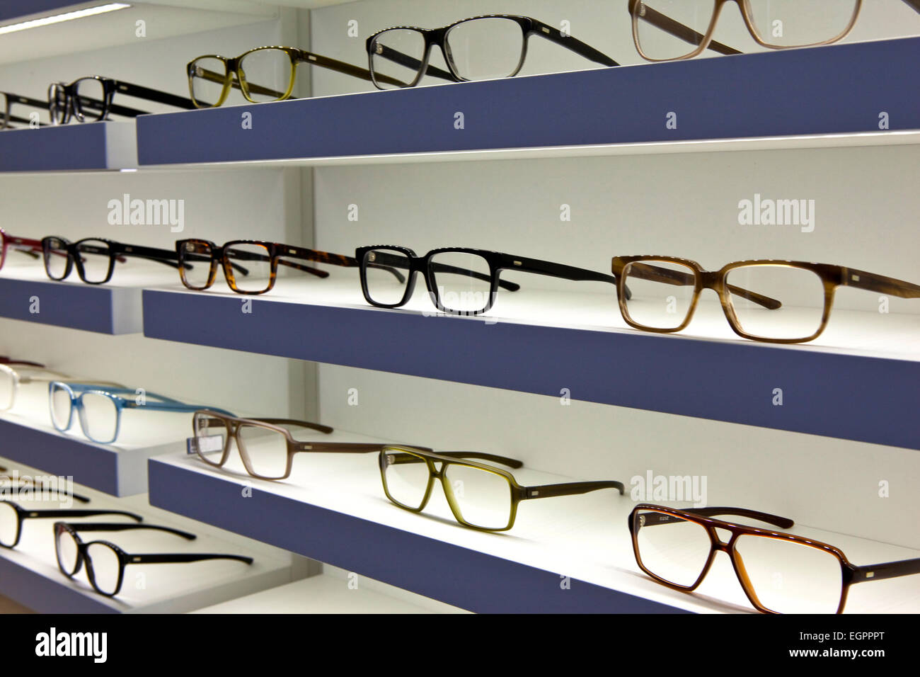 Glasses shelves hi-res stock photography and images - Alamy