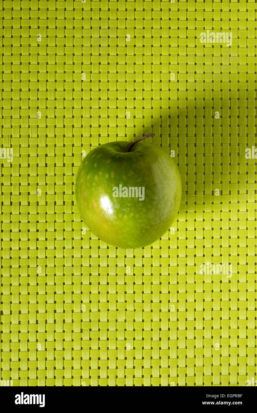 Green apple on checkered texture Stock Photo - Alamy