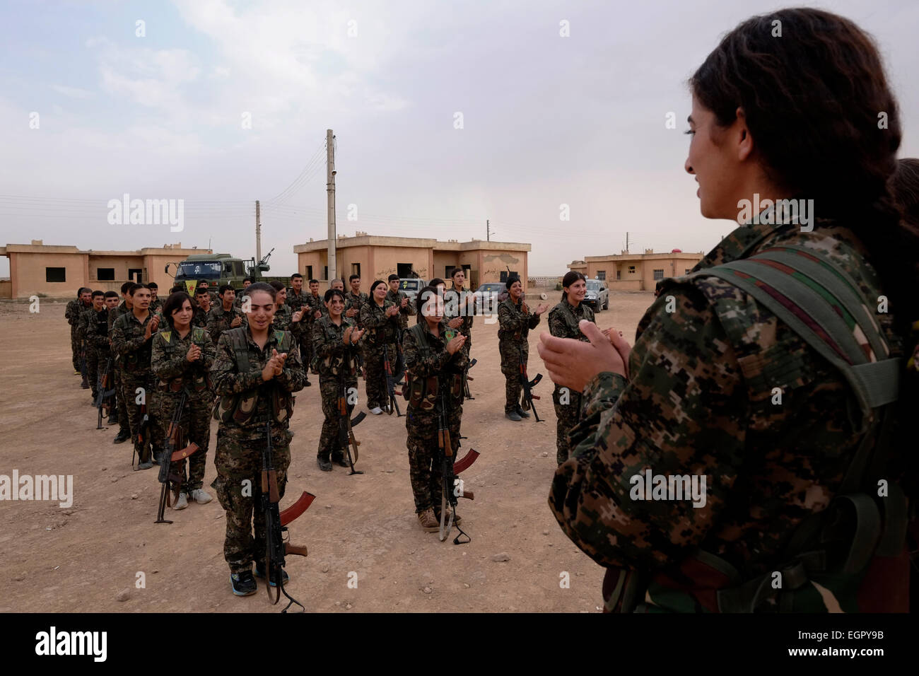 Syrian democratic sdf female fighters hi-res stock photography and ...