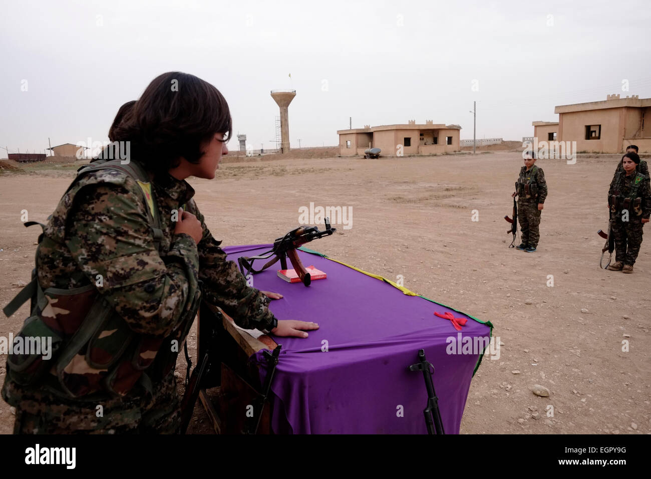 Female fighters of the Women's Protection Units YPJ take oath to fight ...