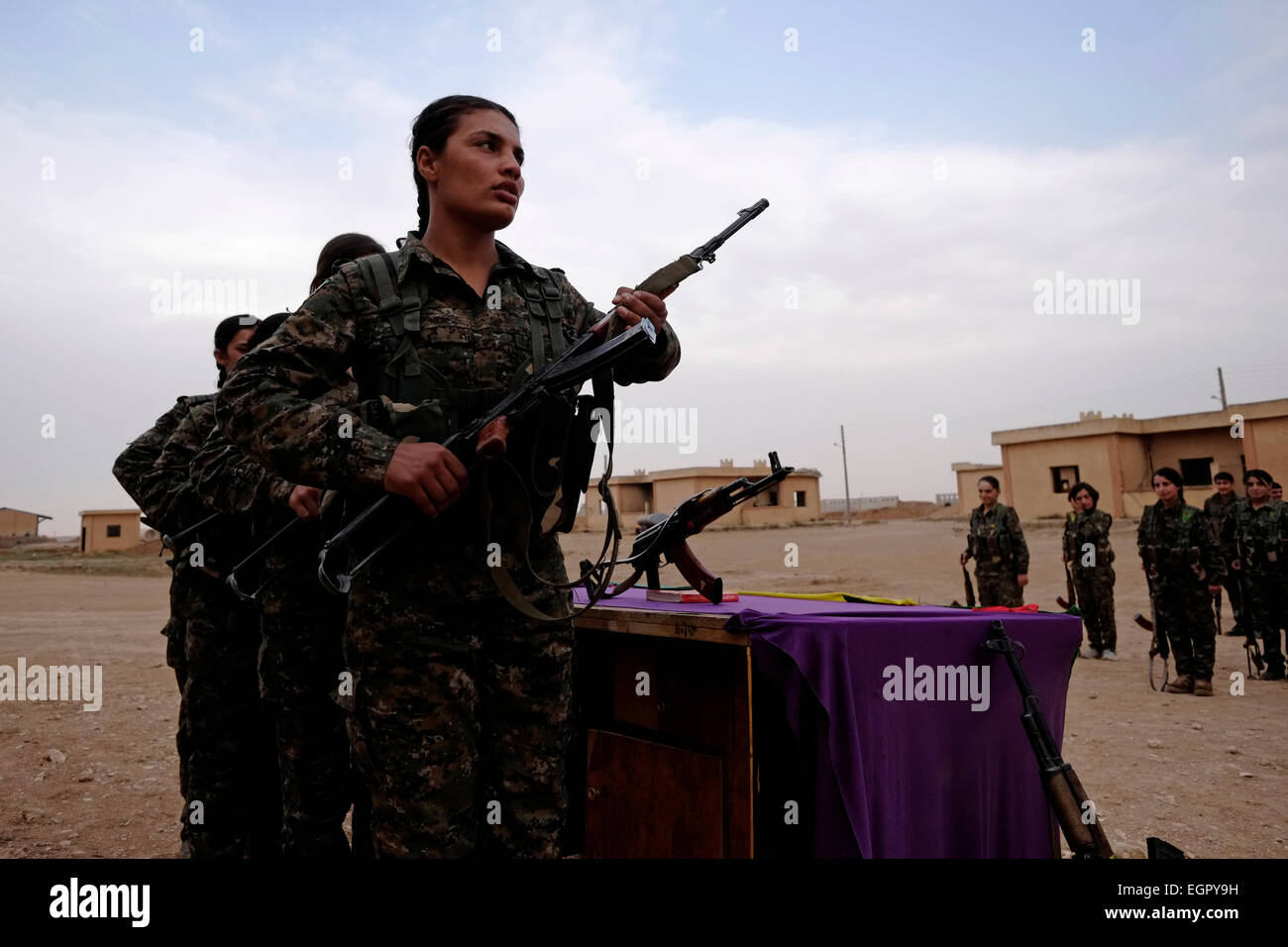 Syrian democratic sdf female fighters hi-res stock photography and ...