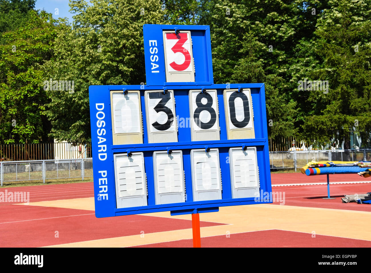 Blue athletics track hi-res stock photography and images - Alamy