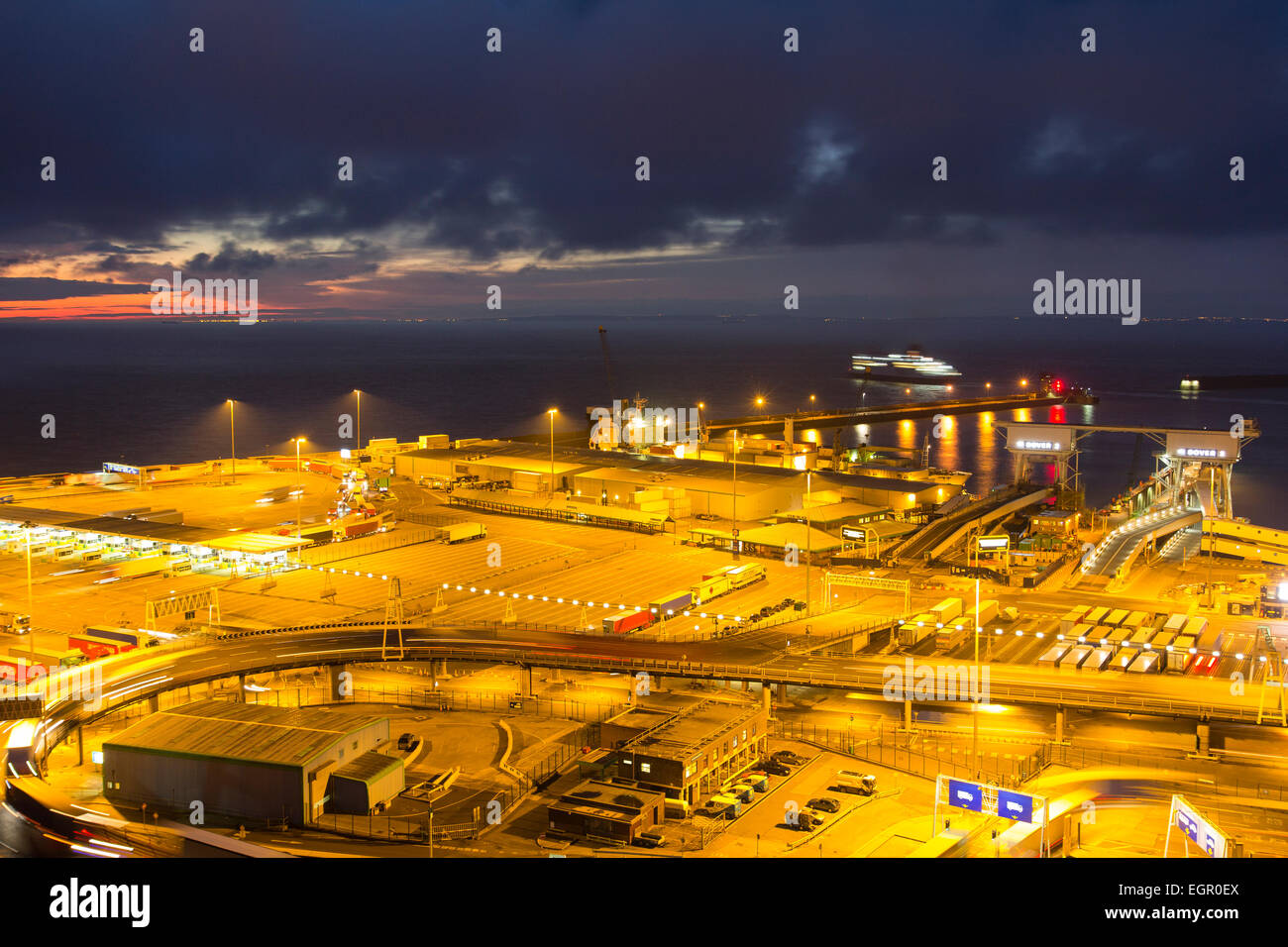 Dover port lorries night hi-res stock photography and images - Alamy