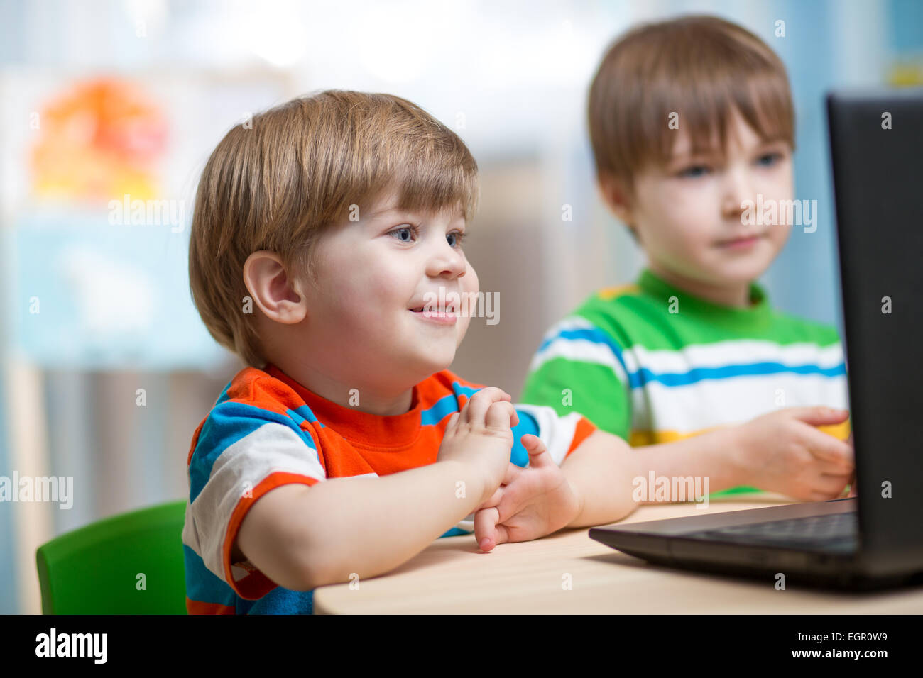 Kids learning computer hi-res stock photography and images - Alamy