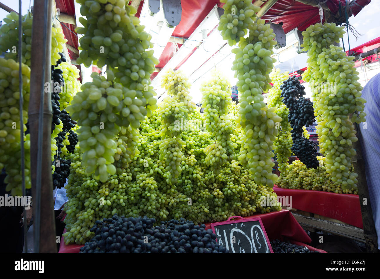Seedless grapes hi-res stock photography and images - Alamy