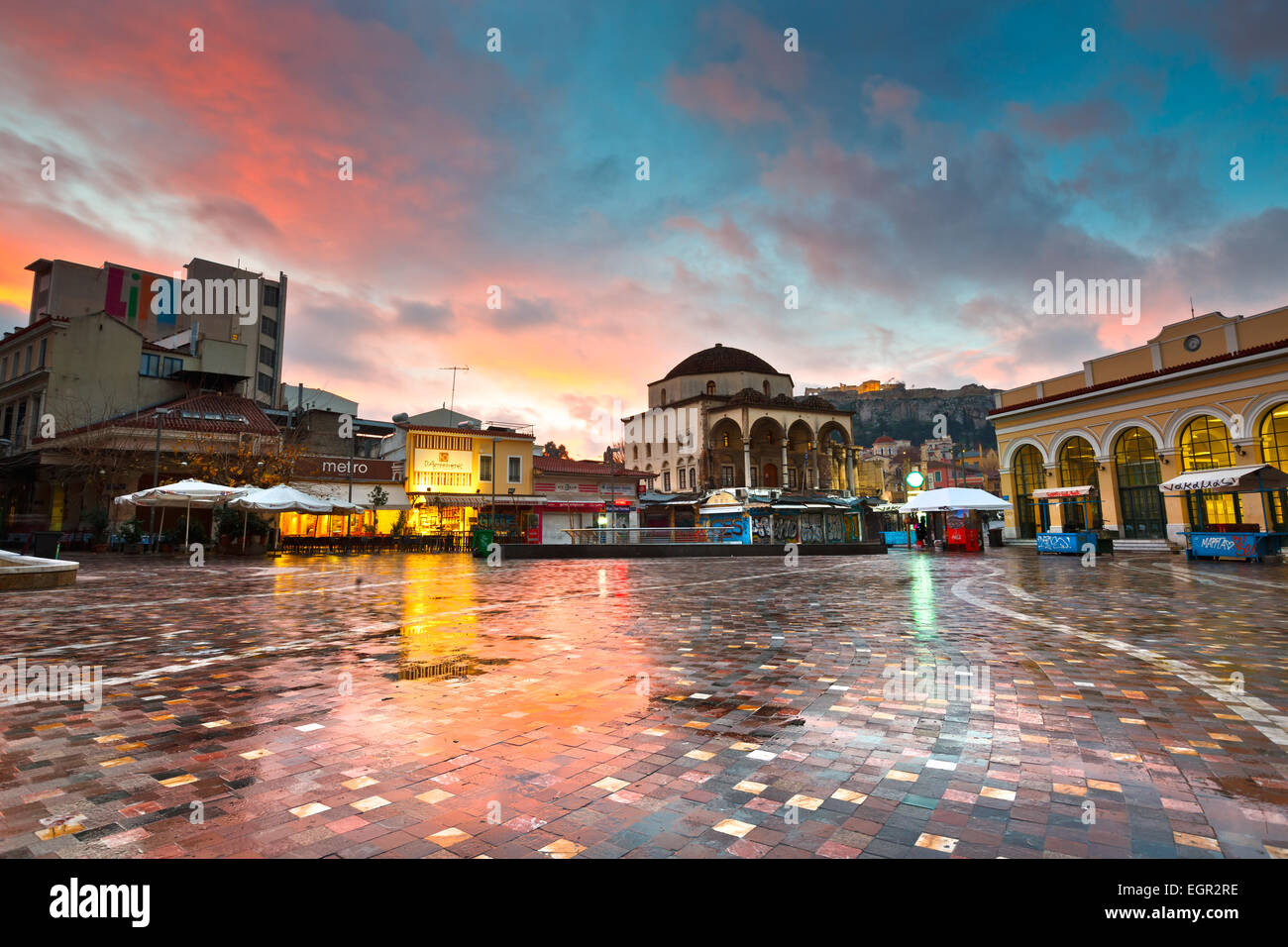 Monastiraki square with mosque and Acropolis early in the morning ...