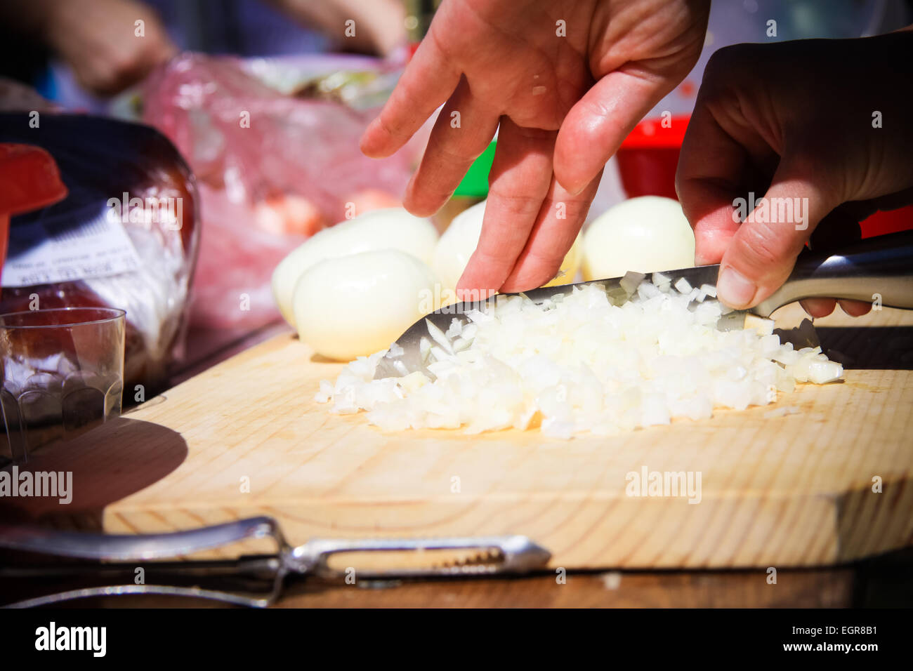 Female hand chopping onions with a knife Stock Photo - Alamy