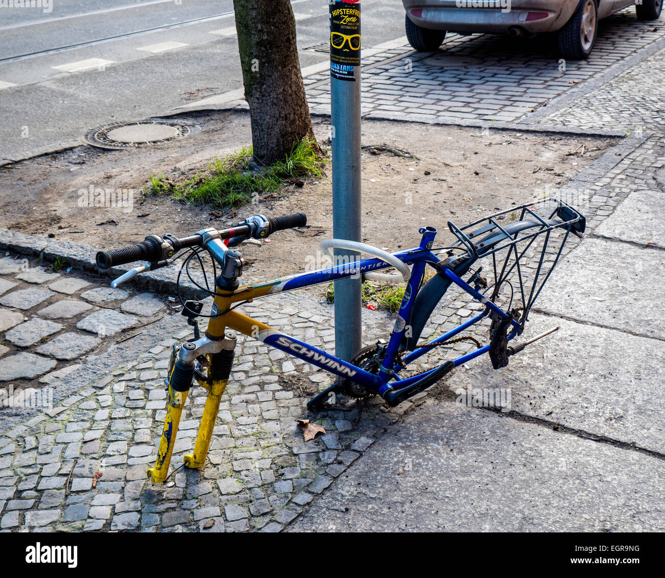 Missing wheels hi-res stock photography and images - Alamy