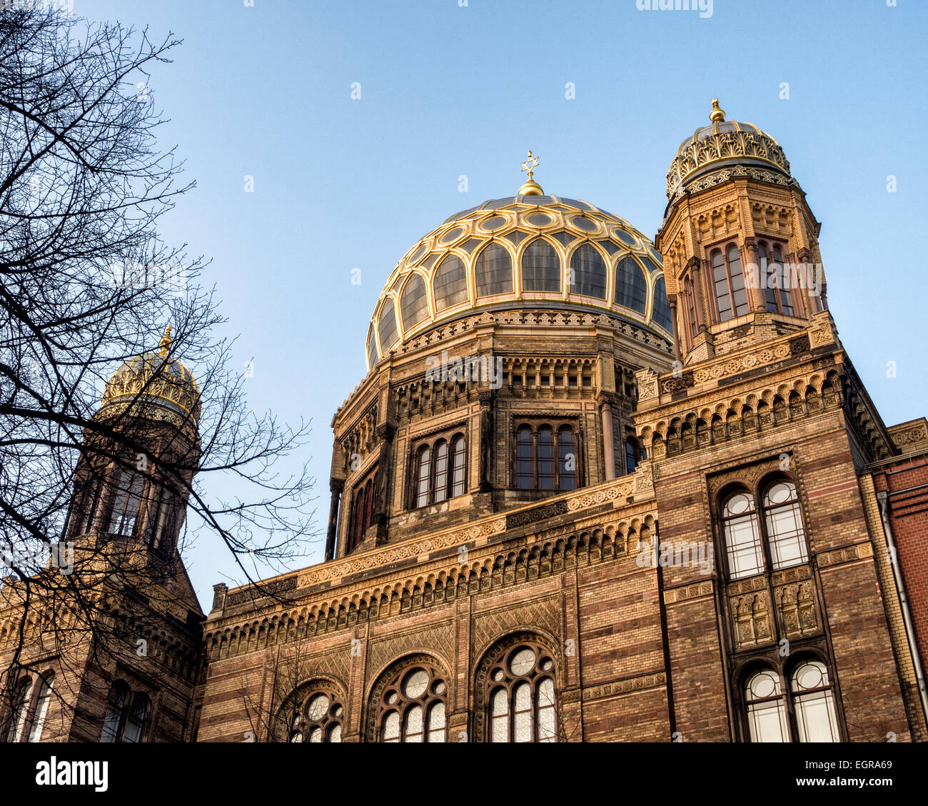 Gold dome of synagogue hi-res stock photography and images - Alamy