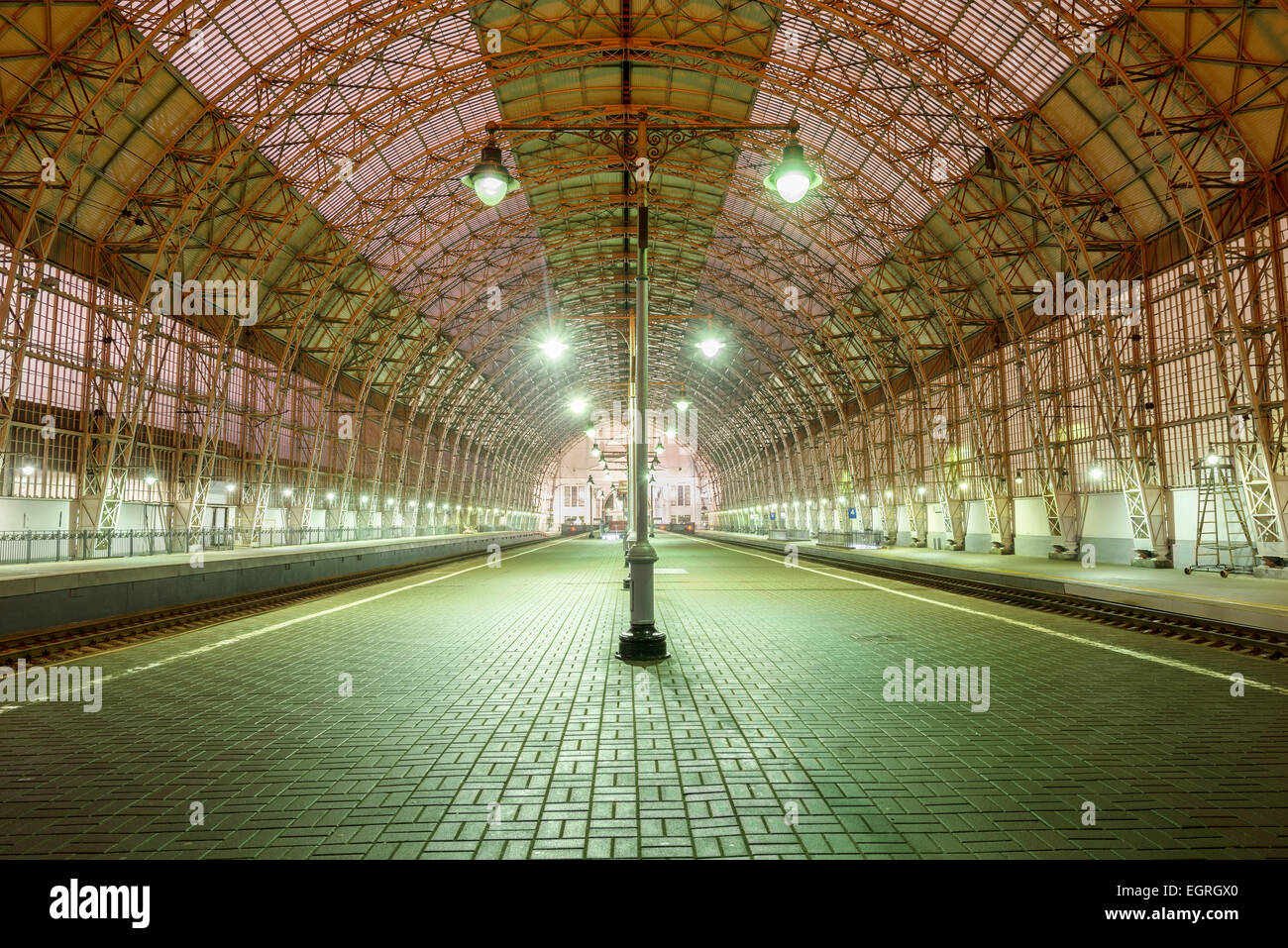 Empty railroad station night architecture hi-res stock photography and ... Empty railroad station night architecture hi-res stock photography and ...