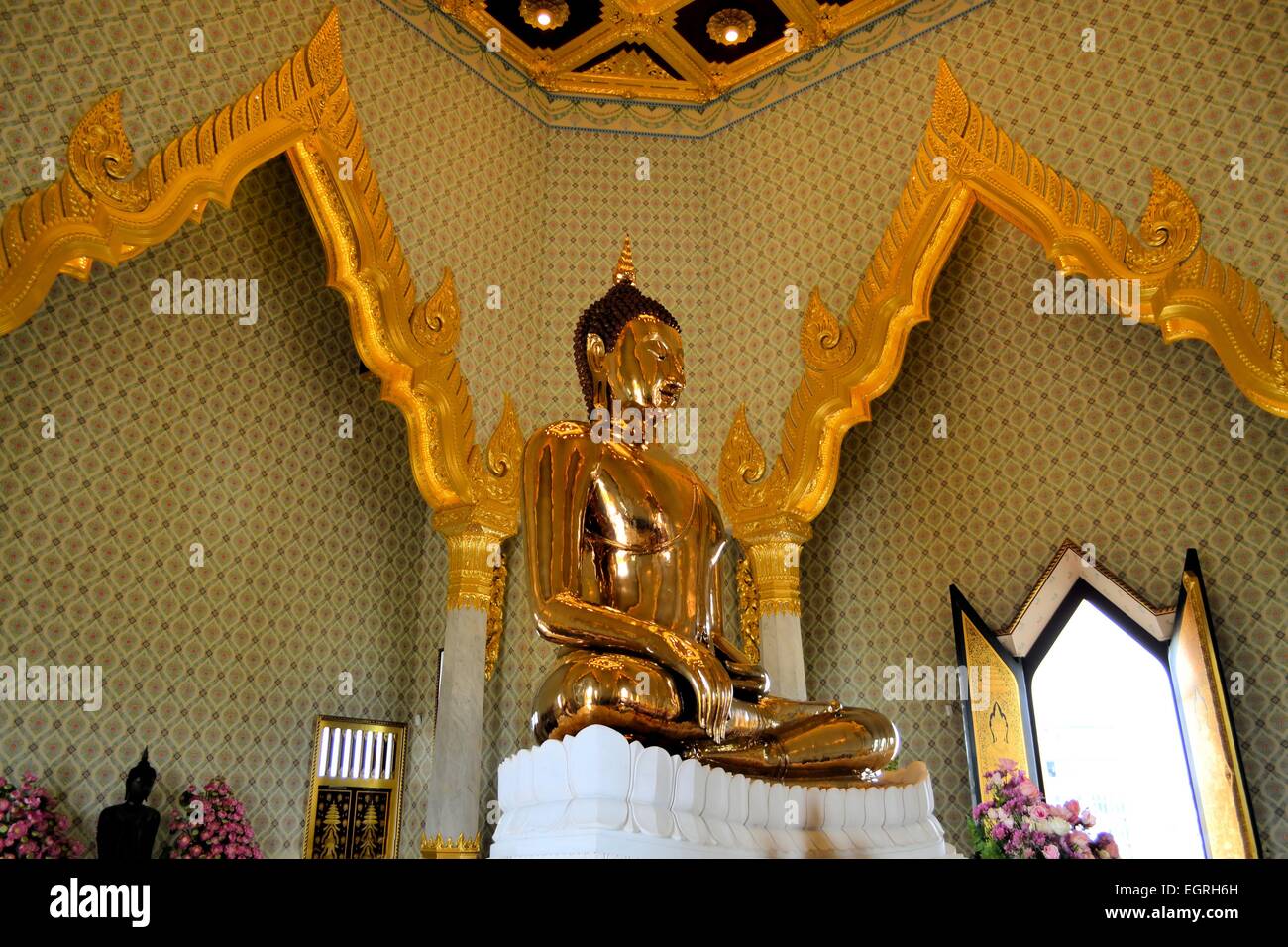 Golden Buddha at Wat Traimit, Chinatown, Bangkok Stock Photo - Alamy