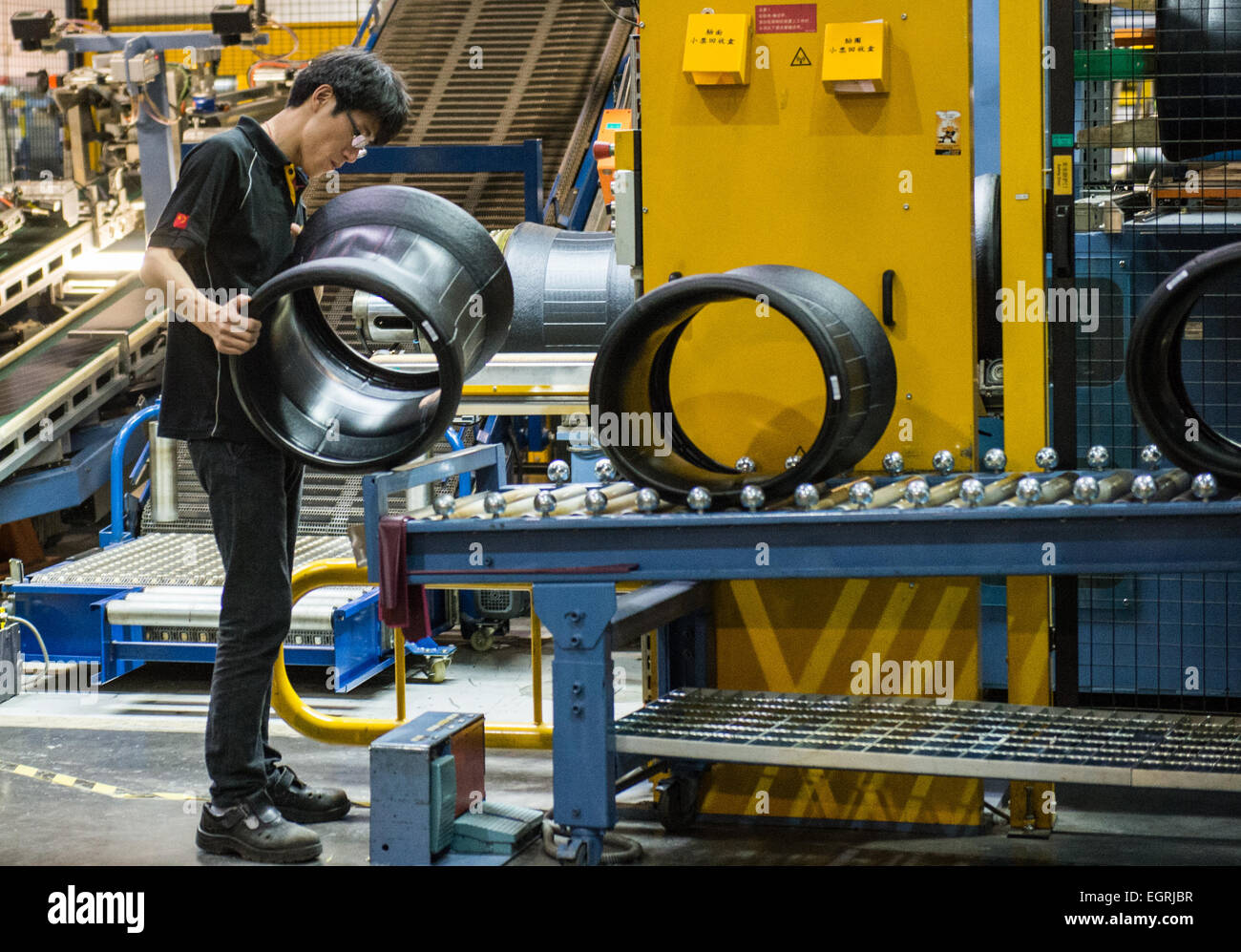 Worker moulding hi-res stock photography and images - Alamy