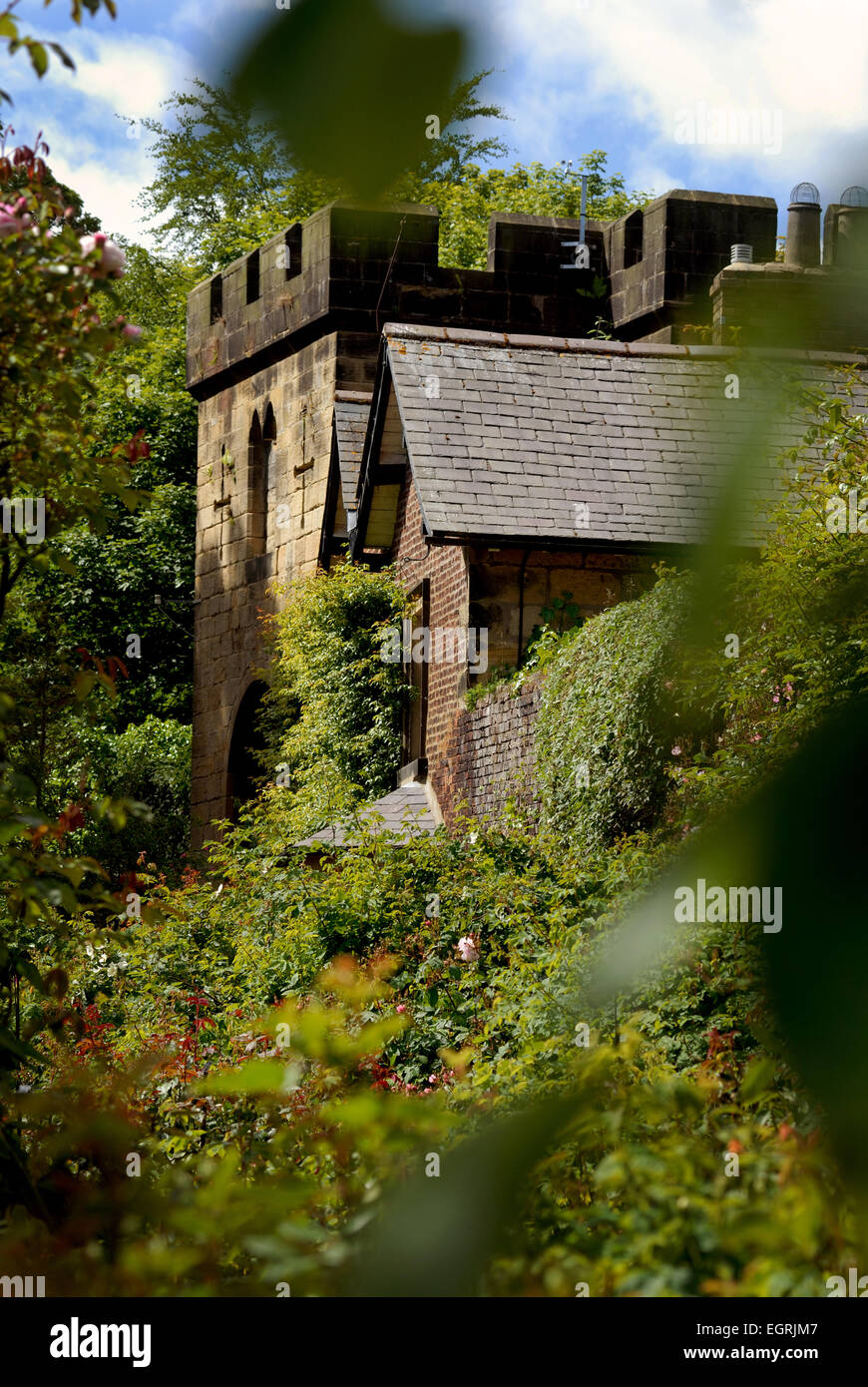 Alnwick castle garden hi-res stock photography and images - Alamy