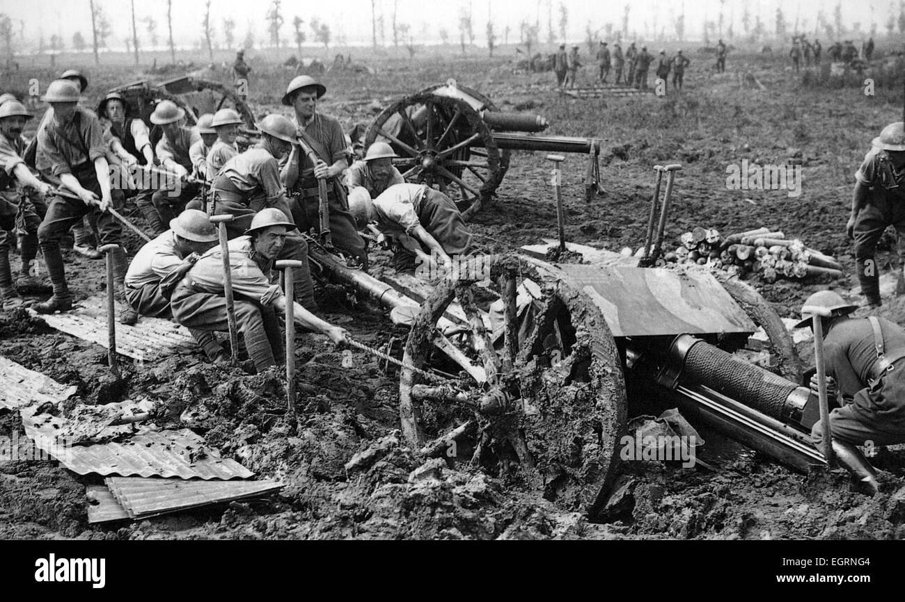 FIRST WORLD WAR Trying to haul an 18 Pounder field gun out of the mud ...