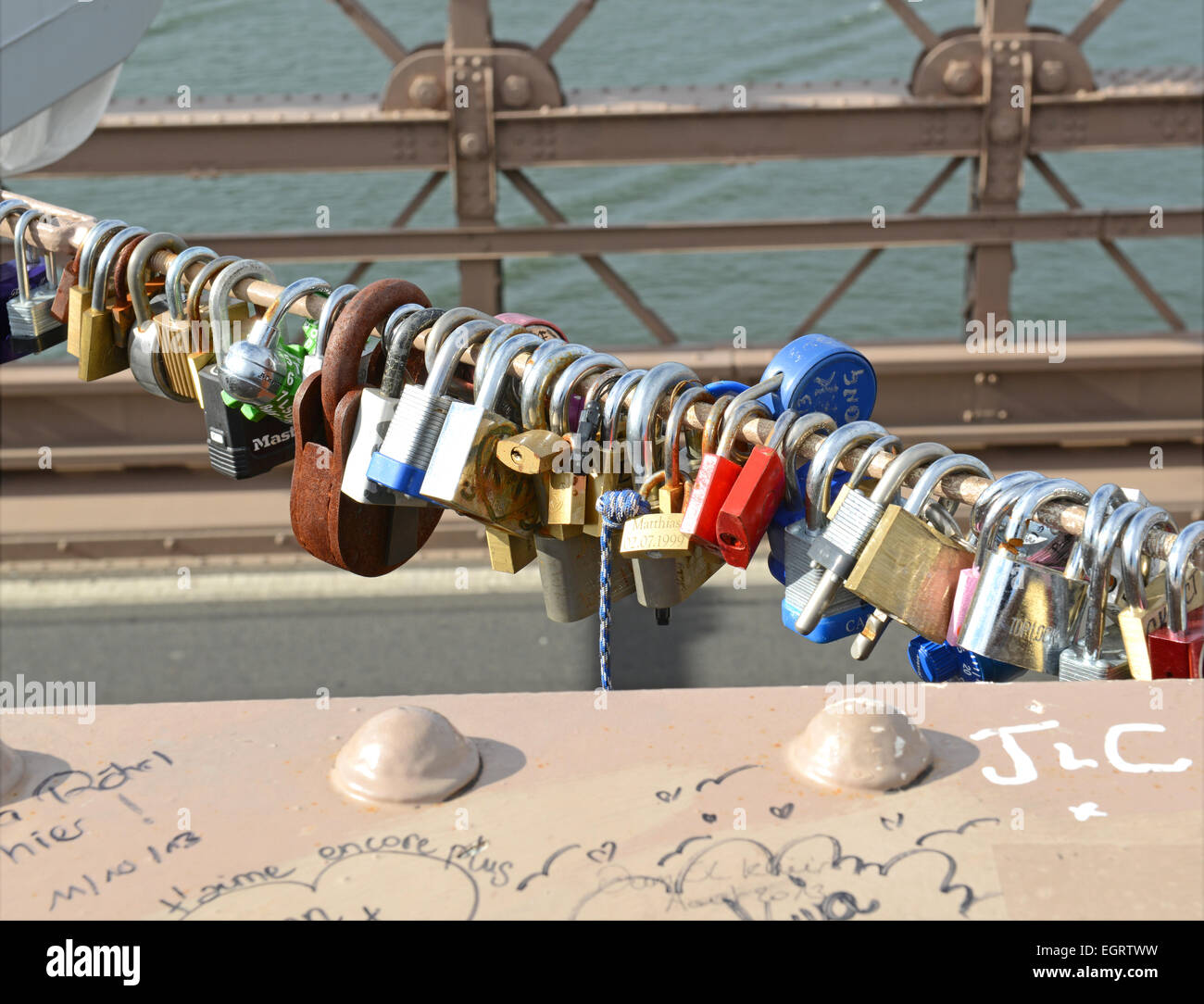 Love lock bridge brooklyn hi-res stock photography and images - Alamy