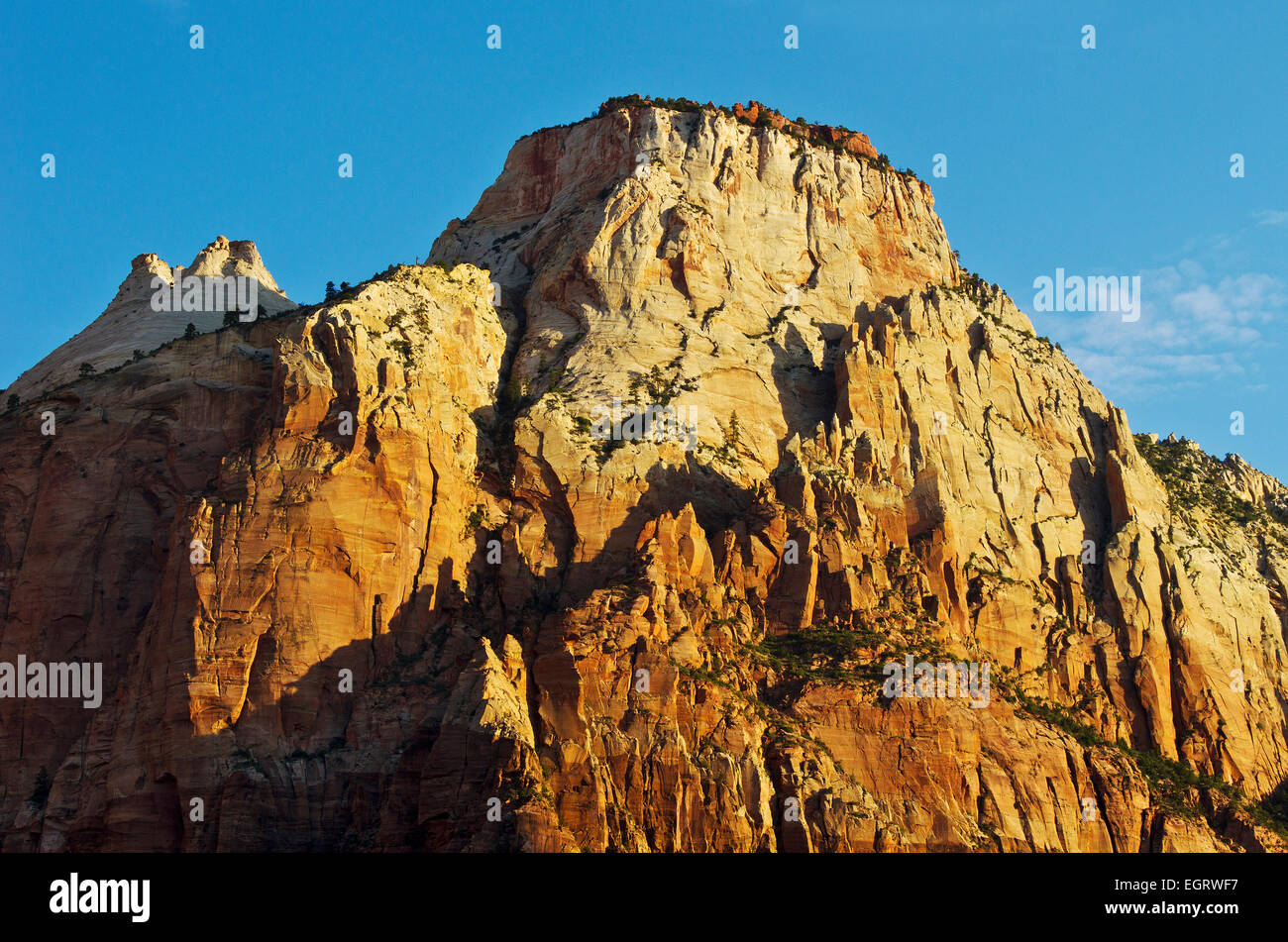 The towering cliffs of the zion national park hi-res stock photography ...