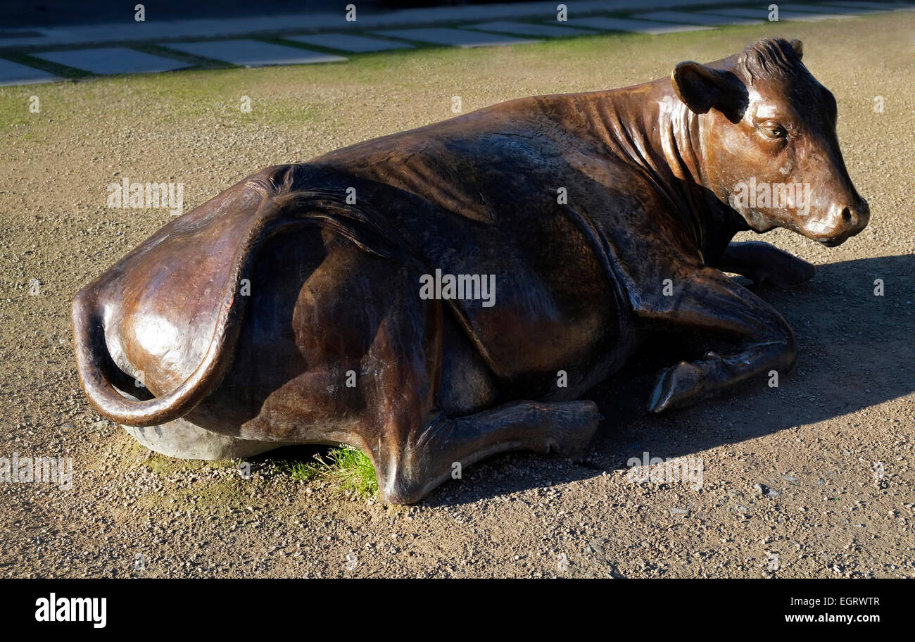 Bronze statue cow in wolfe hi-res stock photography and images - Alamy