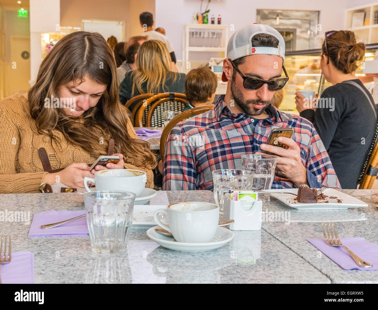 Couple in restaurant cell phones hi-res stock photography and images ...