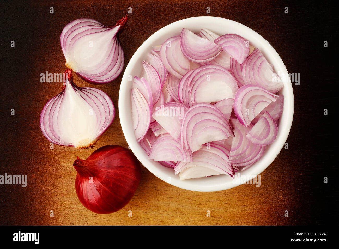 Sliced shallot onion in white bowl Stock Photo - Alamy