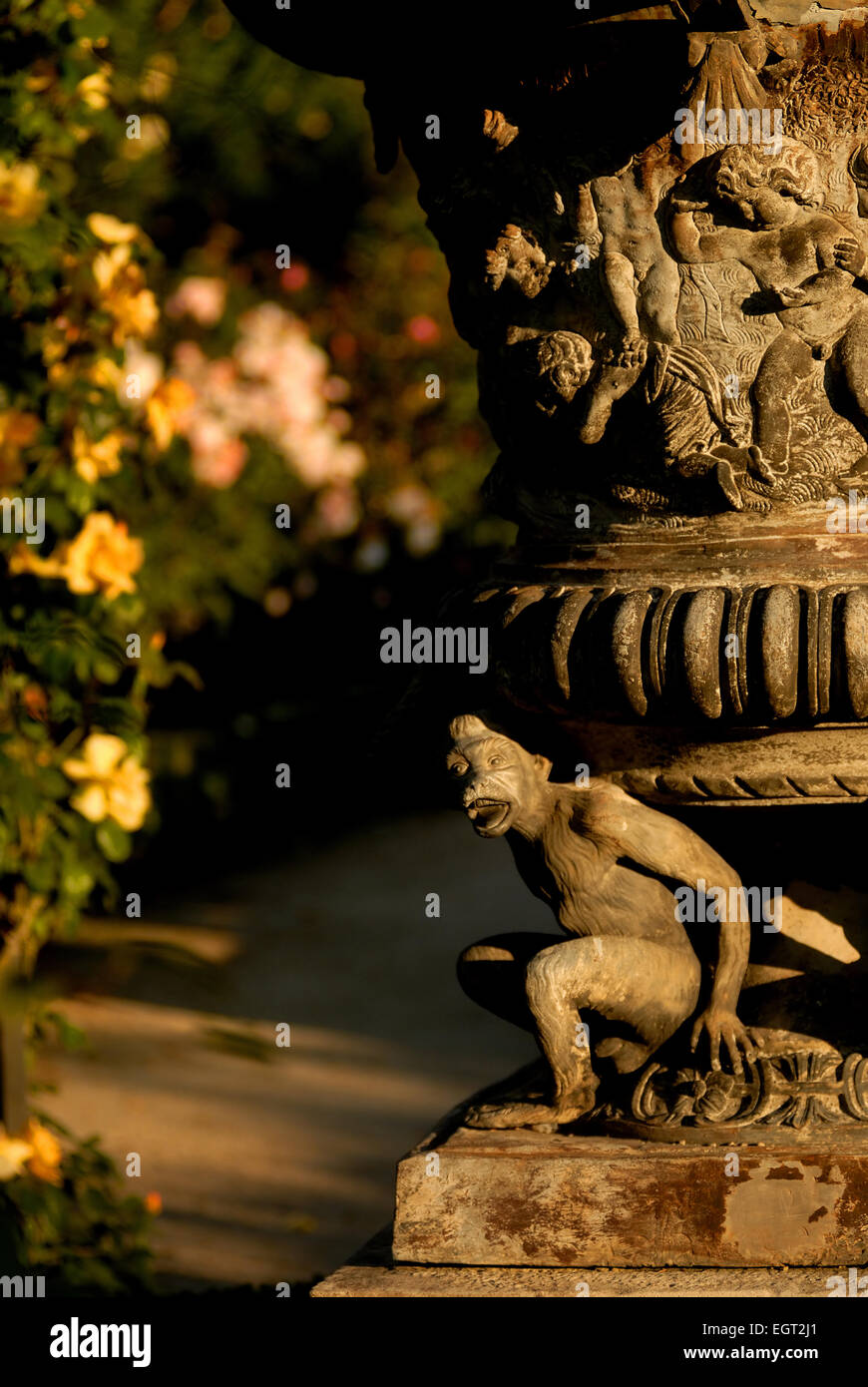 Carved monkey statue hi-res stock photography and images - Alamy