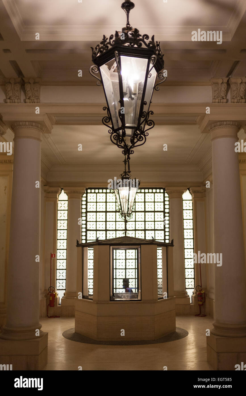 Building atrium reception hi-res stock photography and images - Alamy