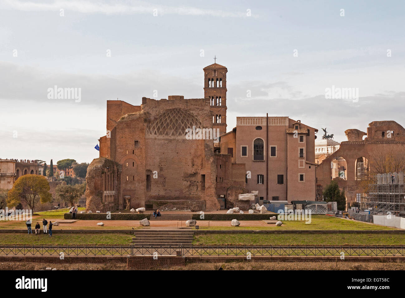 Tempio di venere, Venus Temple viewed from the Coliseum Stock Photo - Alamy