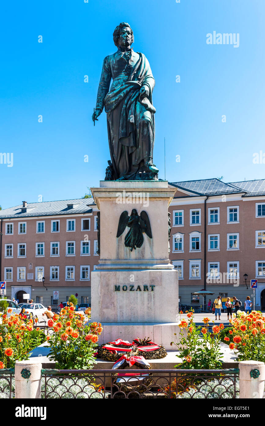 Mozart Monument, Mozart Square, historic centre, Salzburg, Salzburg ...