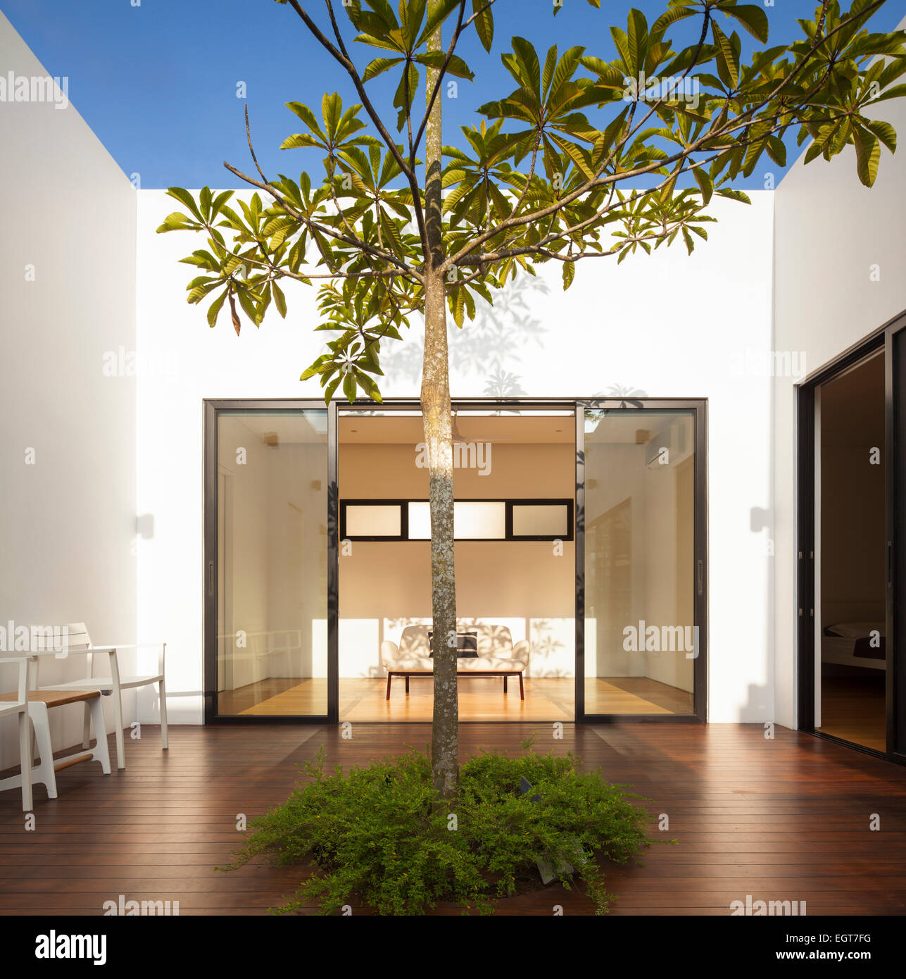 Glass door garden courtyard hi-res stock photography and images - Alamy