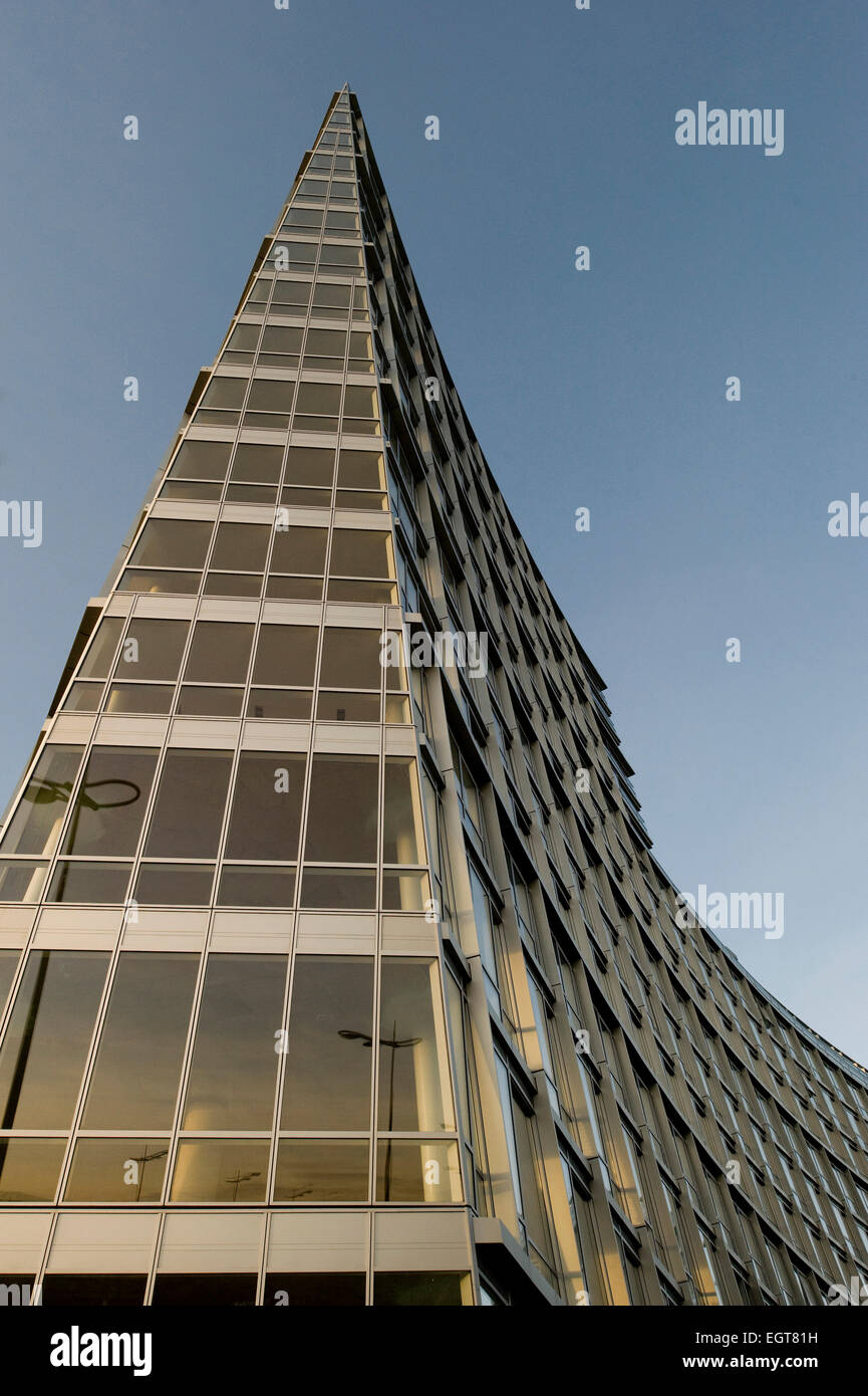 Curved office block hi-res stock photography and images - Alamy