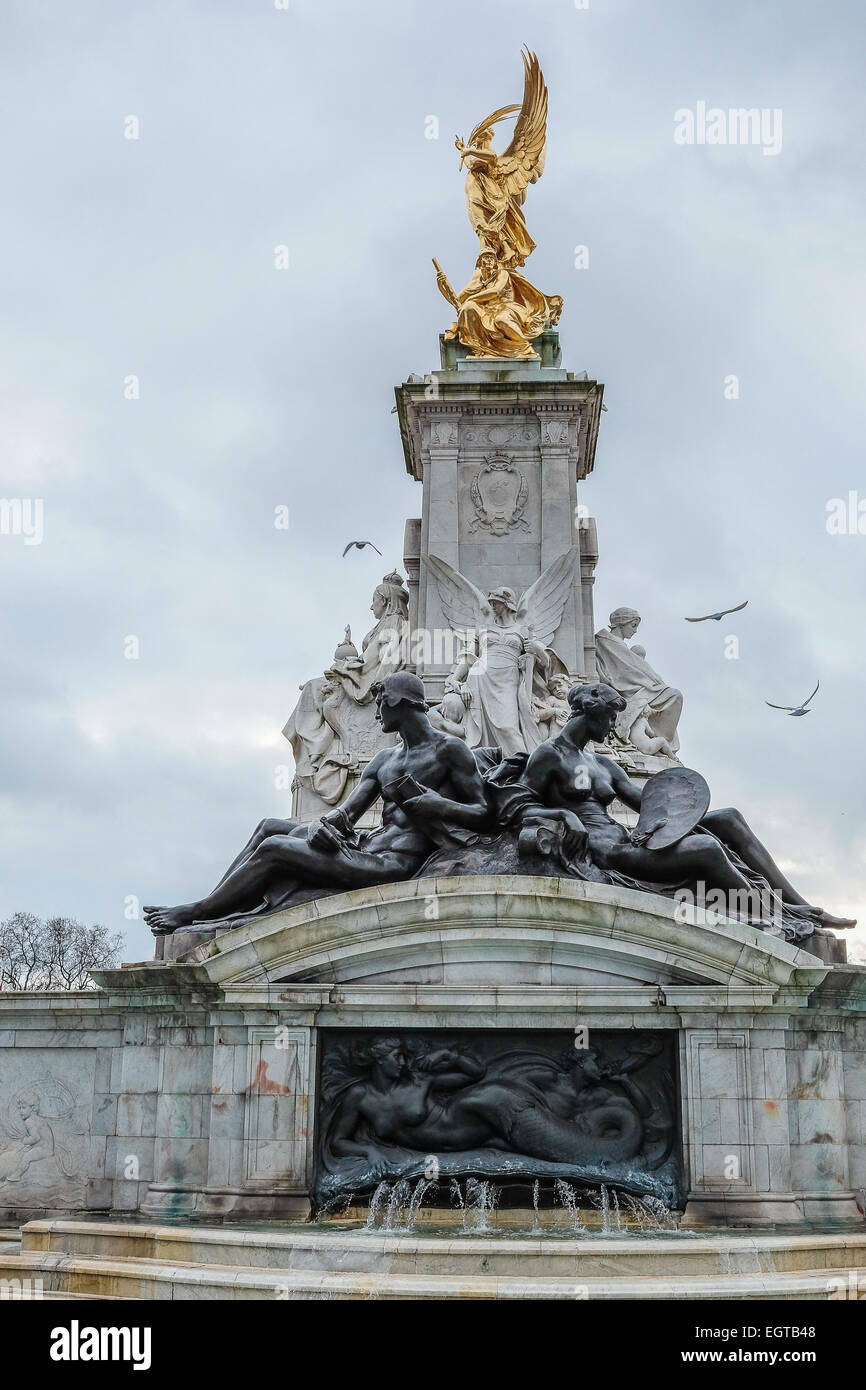 London, Queen Victoria Memorial in front of Buckingham Palace Stock Photo - Alamy