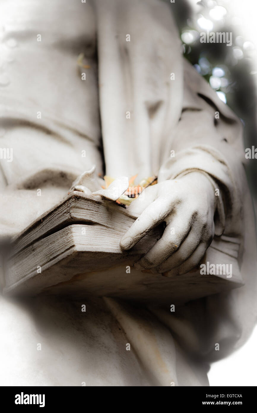 Statue holding book hi-res stock photography and images - Alamy