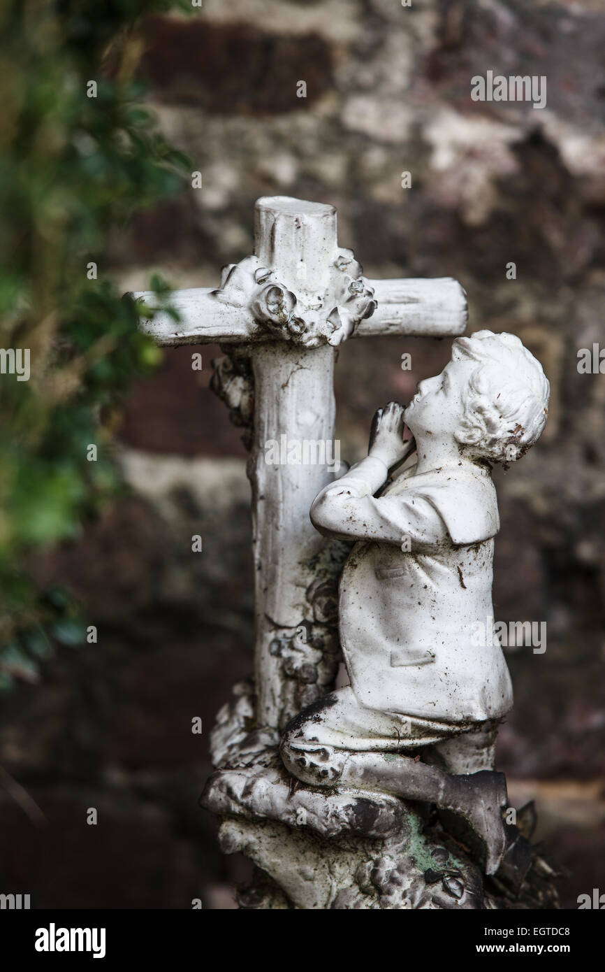 ' praying boy' statue hi-res stock photography and images - Alamy