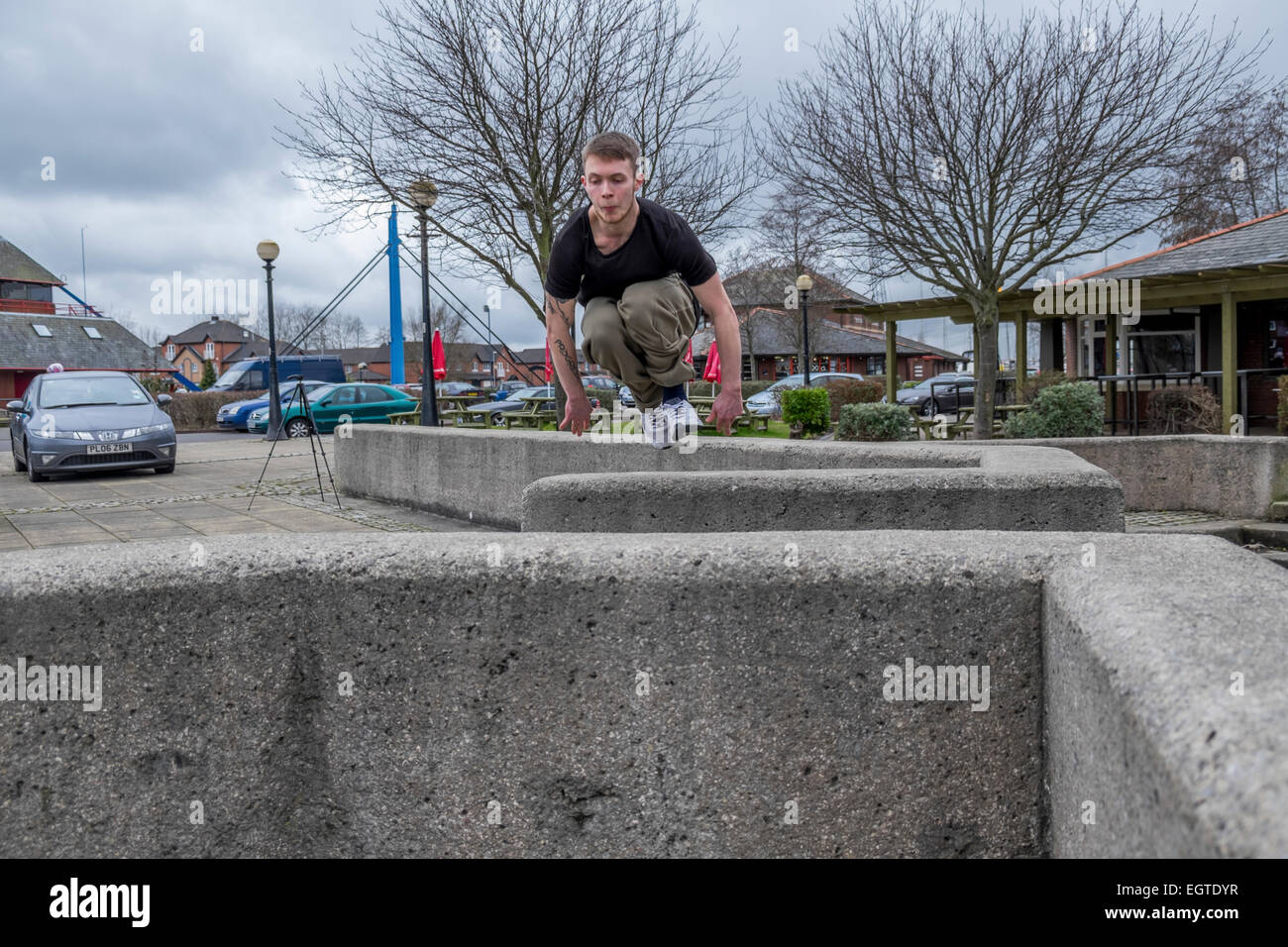 People doing parkour hi-res stock photography and images - Alamy