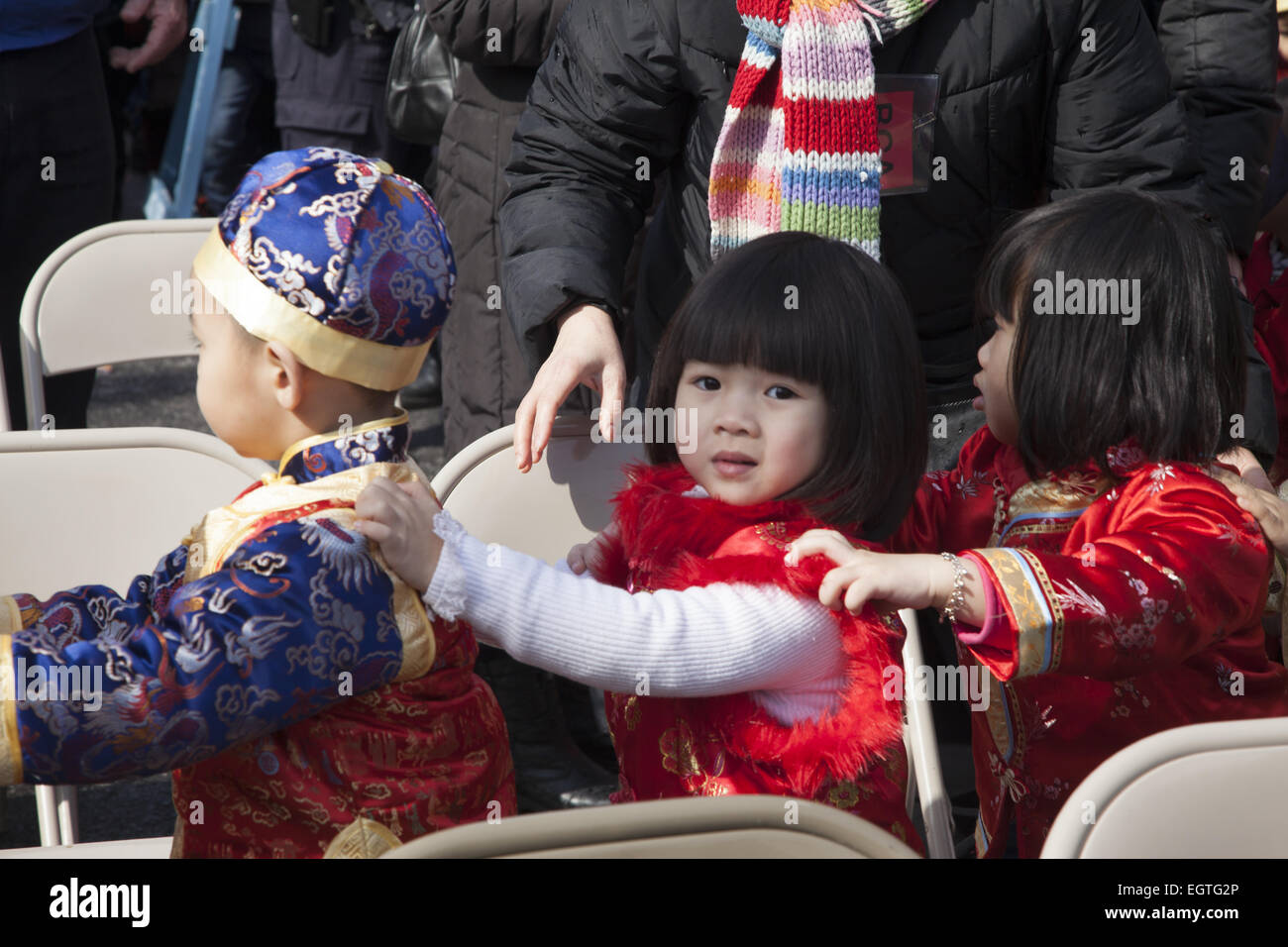 Children lined up hi-res stock photography and images - Alamy