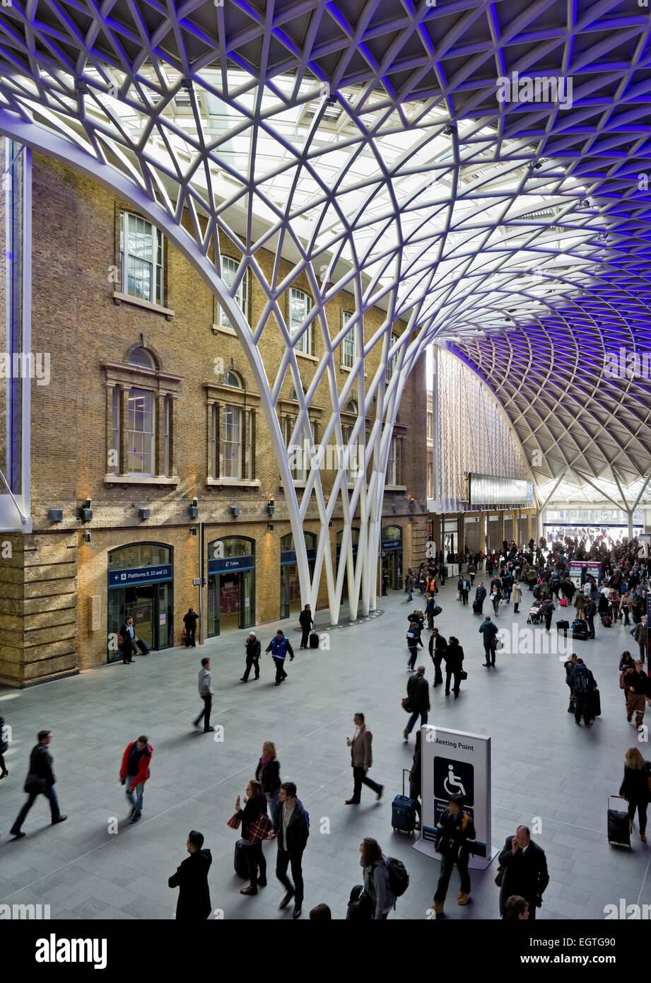Kings Cross Station concourse and roof canopy Stock Photo - Alamy