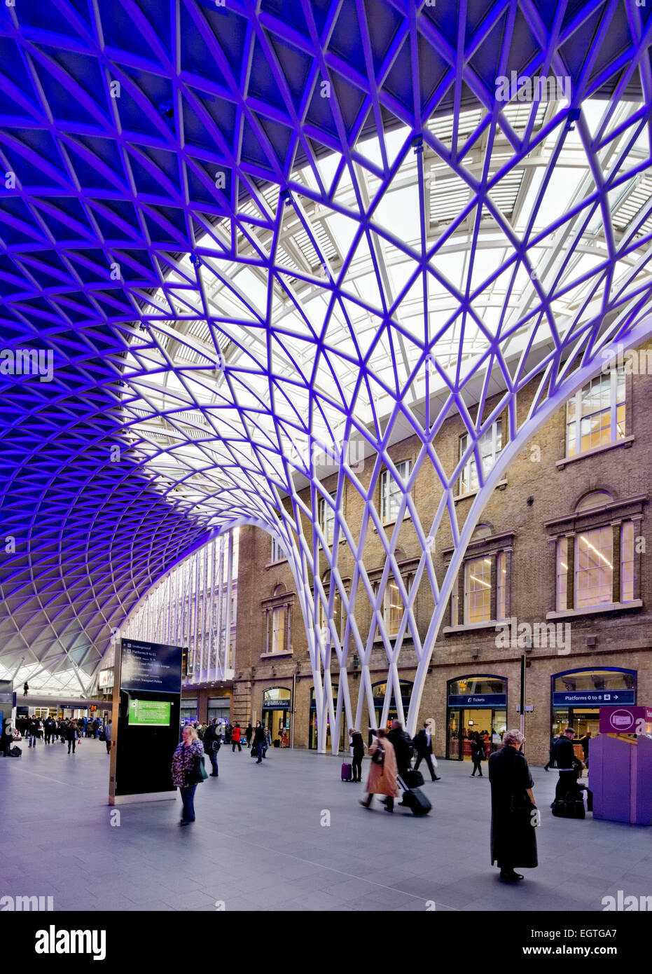 Kings Cross Station concourse and roof canopy Stock Photo - Alamy