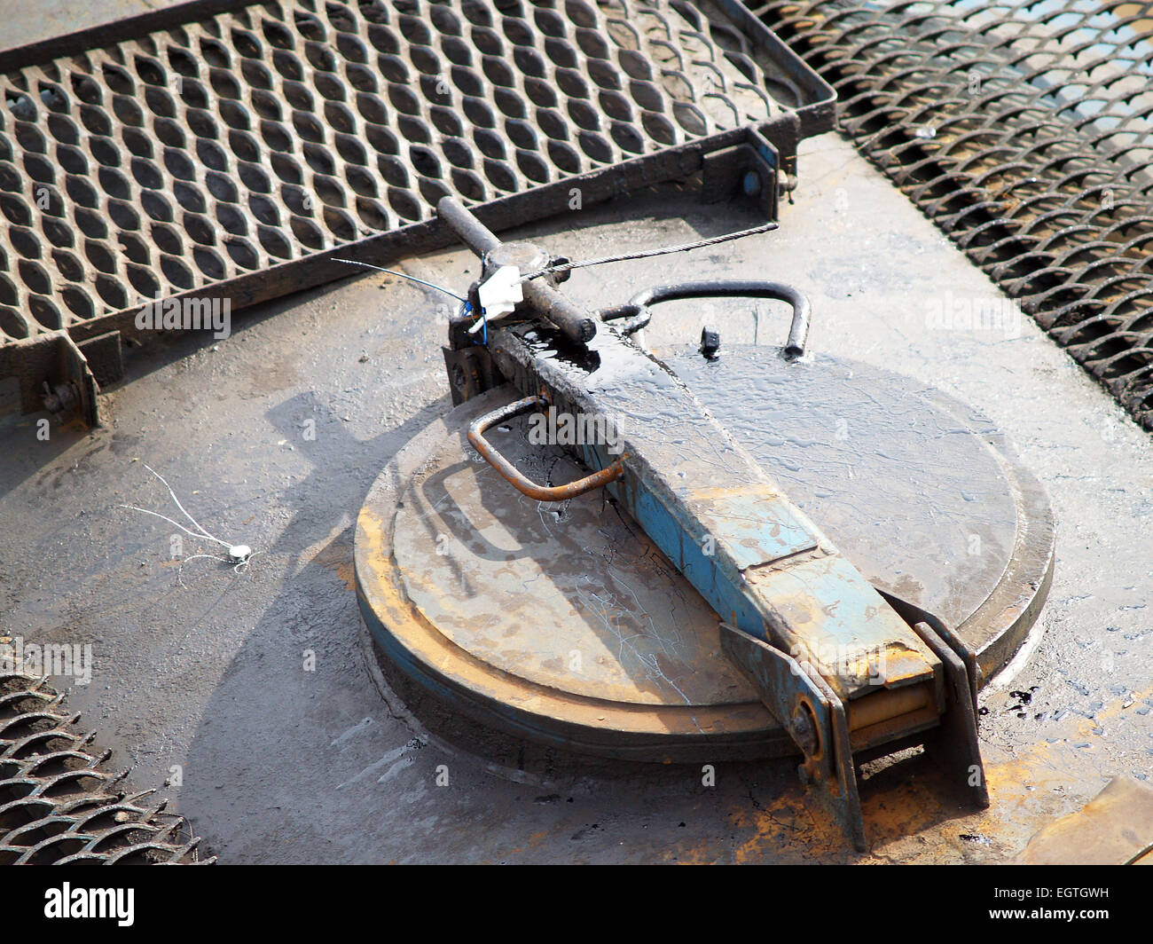 Tank cover hi-res stock photography and images - Alamy