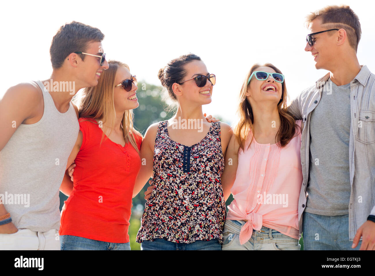 group of smiling friends in city Stock Photo - Alamy