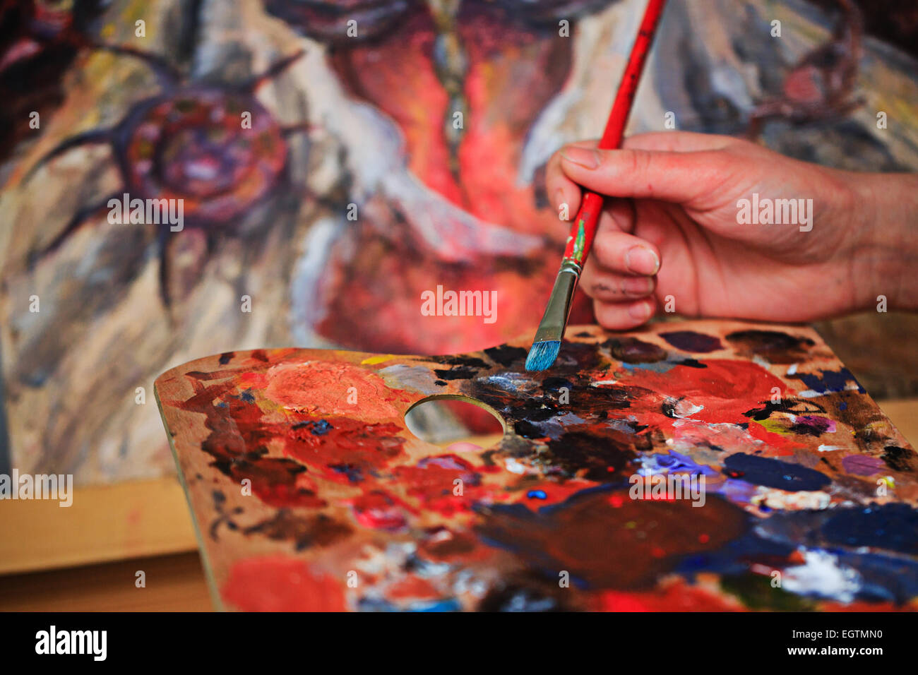 Artist's hand Paint a picture Stock Photo - Alamy