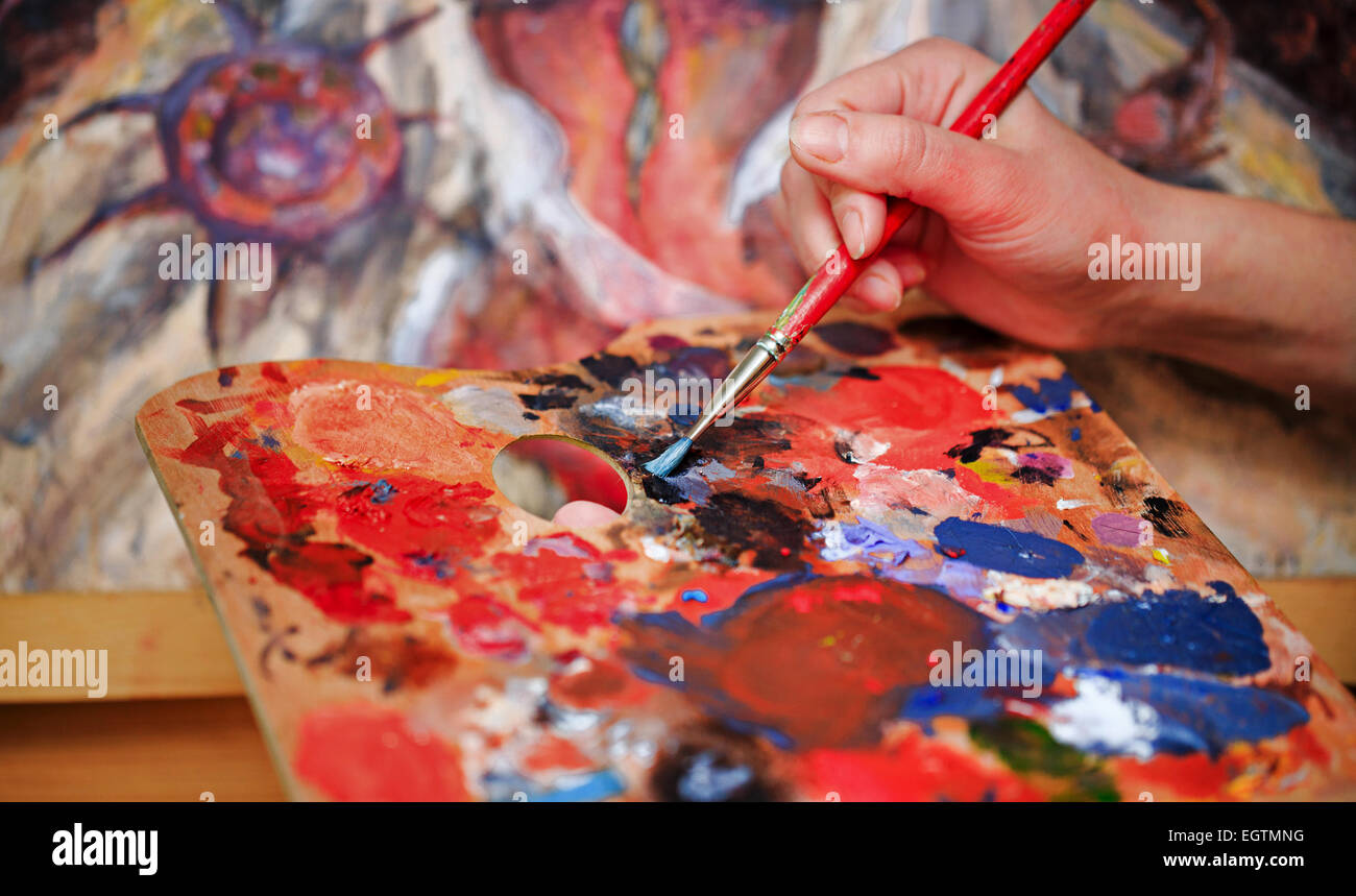 Artist's hand Paint a picture Stock Photo - Alamy
