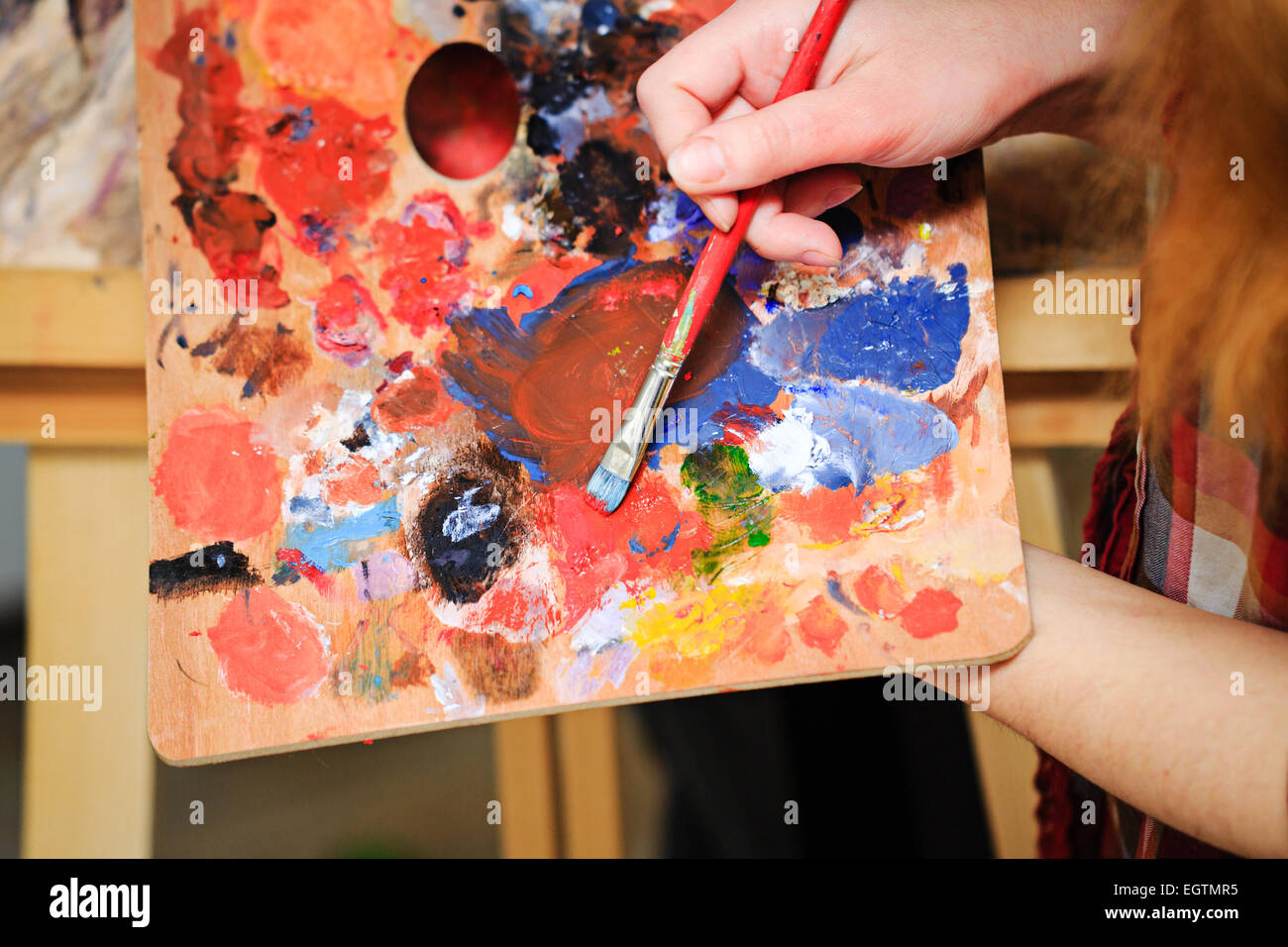 Artist's hand Paint a picture Stock Photo - Alamy