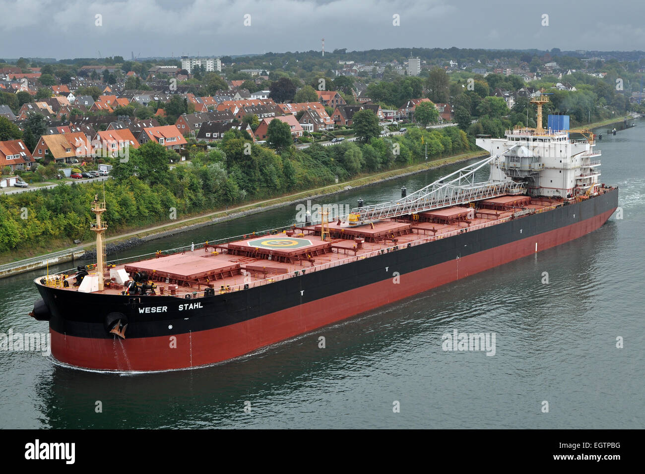 Bulk carrier cargo ship discharging hi-res stock photography and images ...