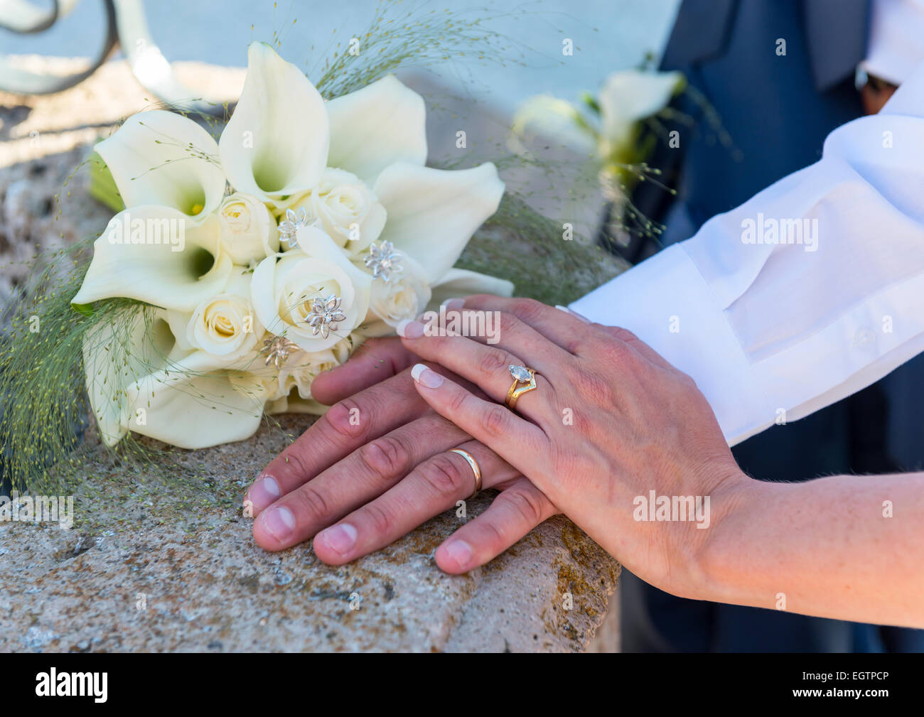 Bride and grooms hands on wedding bouquet hi-res stock photography and ...