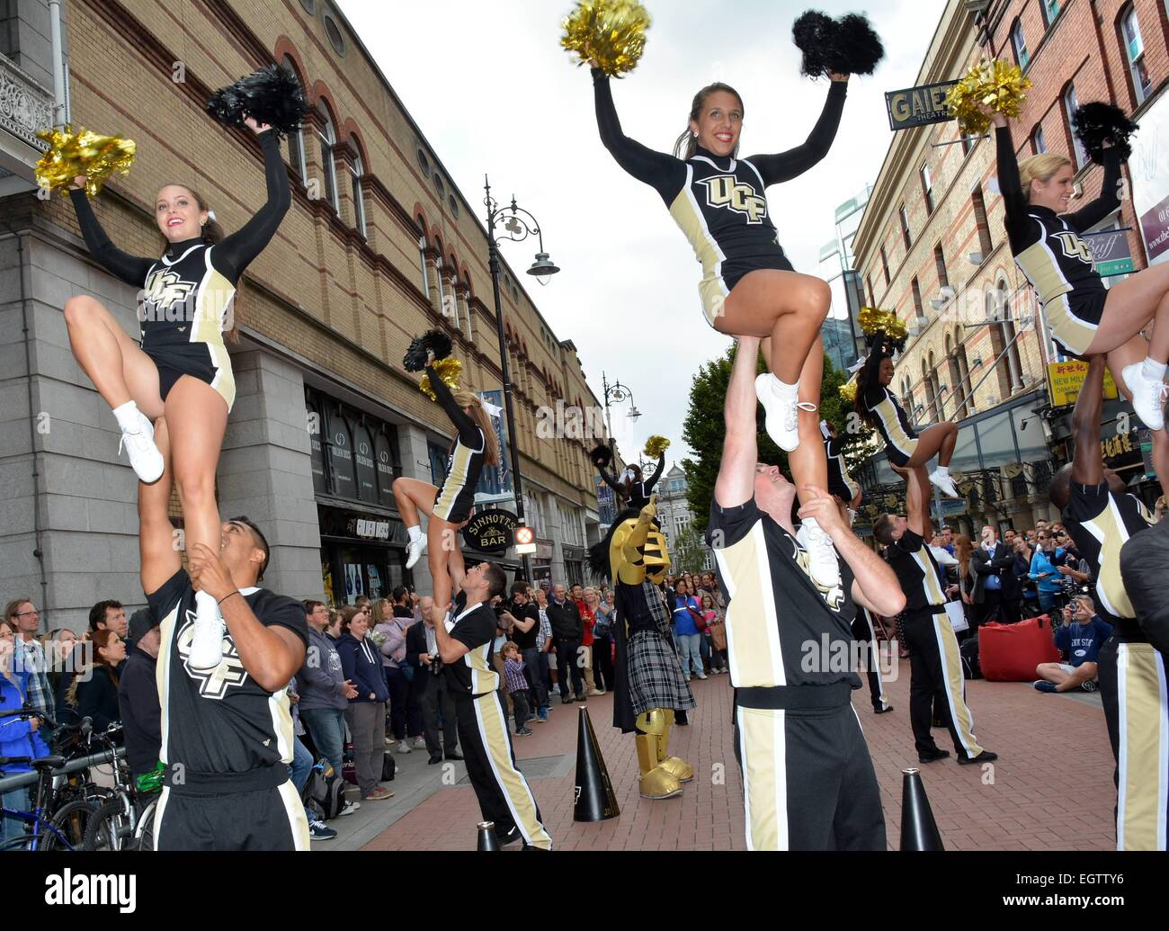 Rival US Cheerleader squads, Penn State (Pennsylvania State University ...